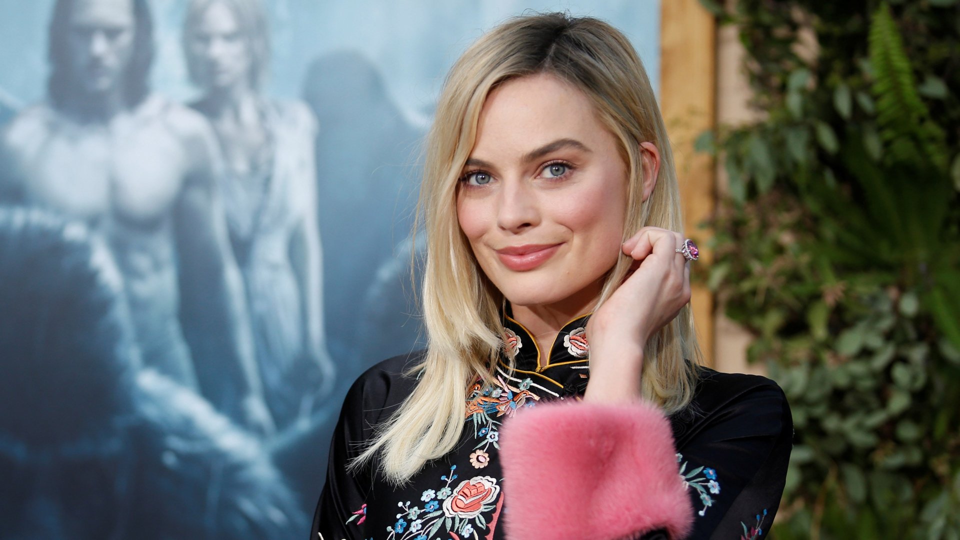 Margot Robbie Blonde Glamour – Stunning 4K Ultra HD Celebrity Wallpaper