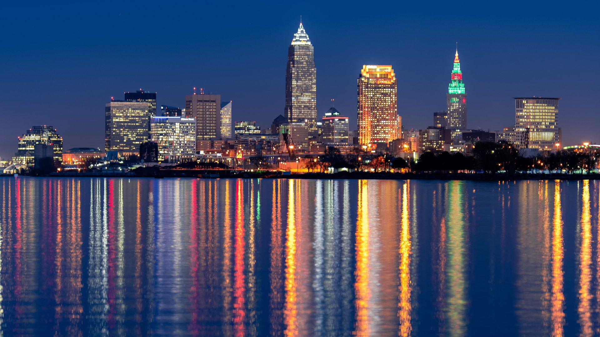 Cleveland Cityscape Glow: 4K Ultra HD Night Skyline Wallpaper