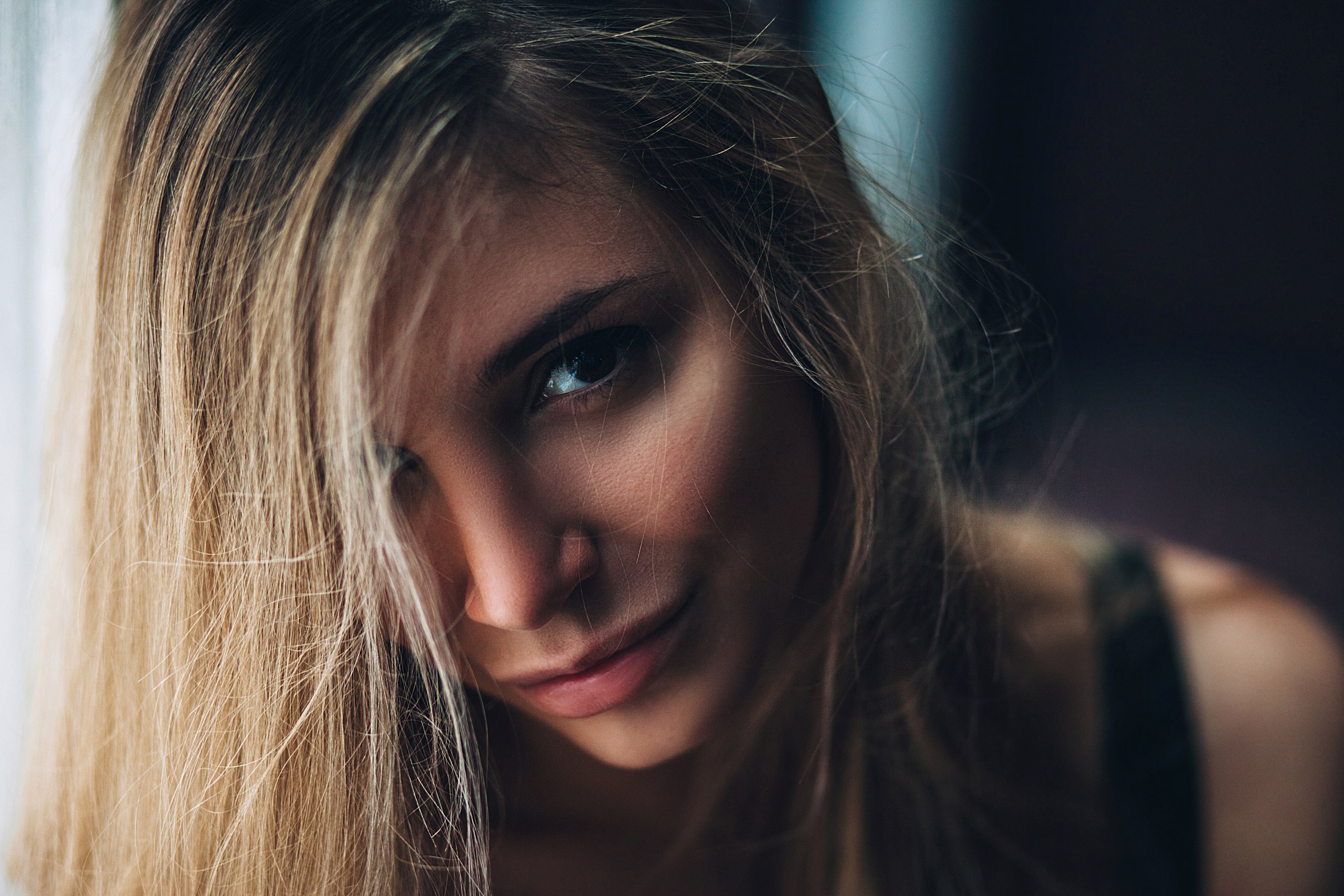 Download Stare Blonde Model Woman Face HD Wallpaper