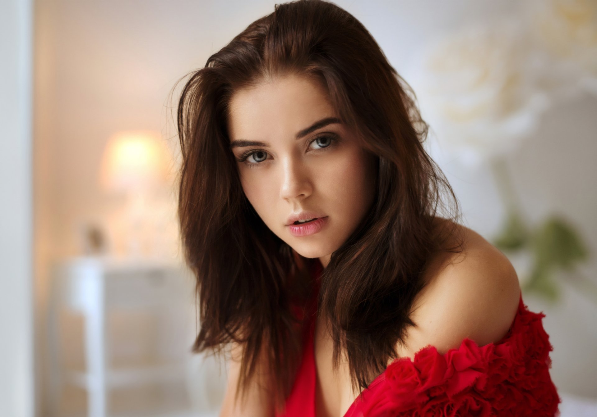 8K Ultra HD Brunette Model Portrait with Stunning Depth of Field