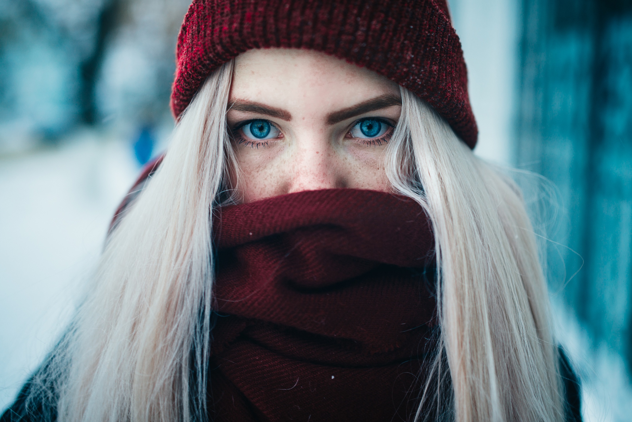 Download Stare Hat Blue Eyes Blonde Freckles Scarf Woman Model HD Wallpaper