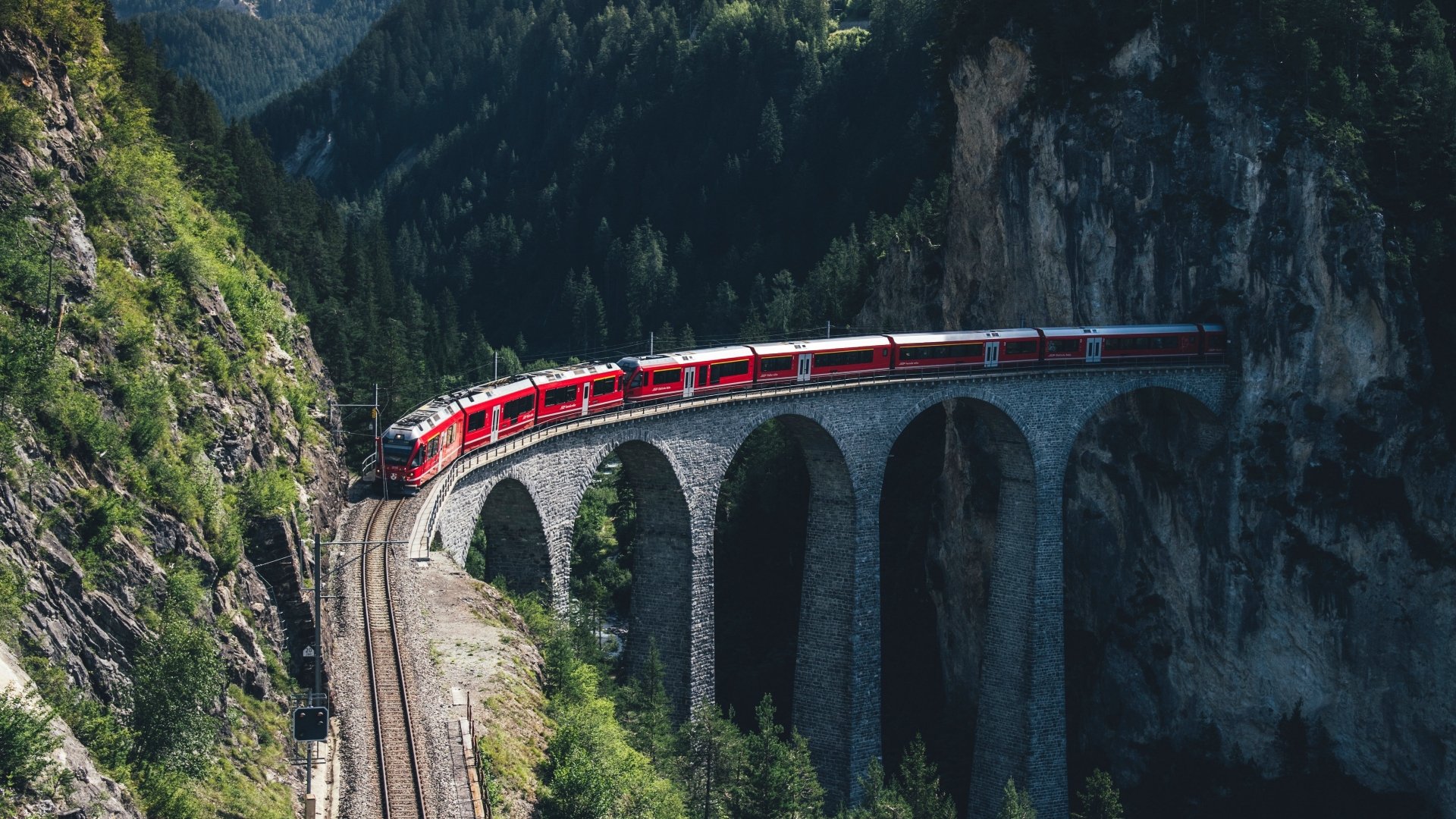 RhB Train Crossing Majestic Bridge – 4K Ultra HD Wallpaper