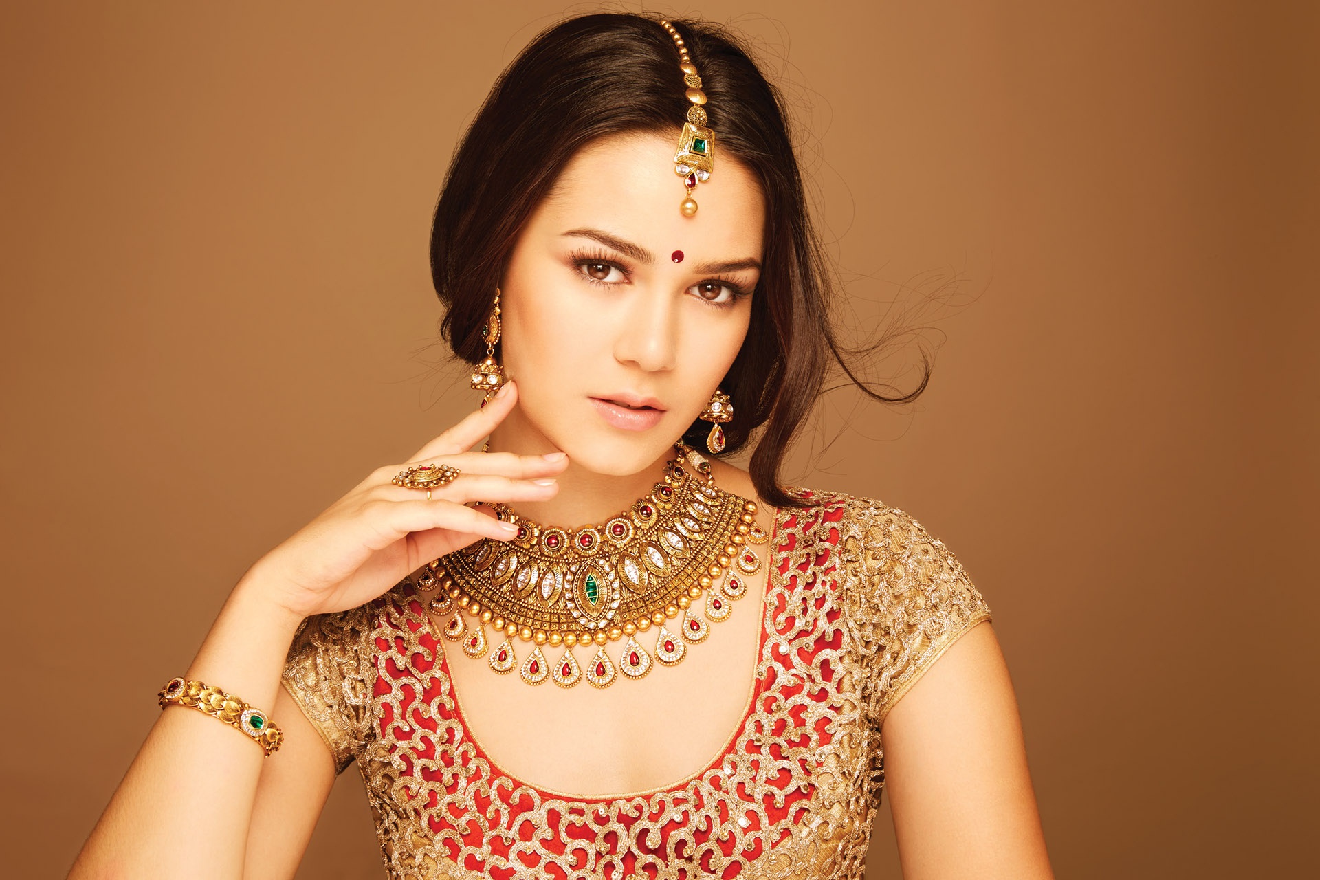 Download Necklace Jewelry Brown Eyes Indian Brunette Woman Model Hd