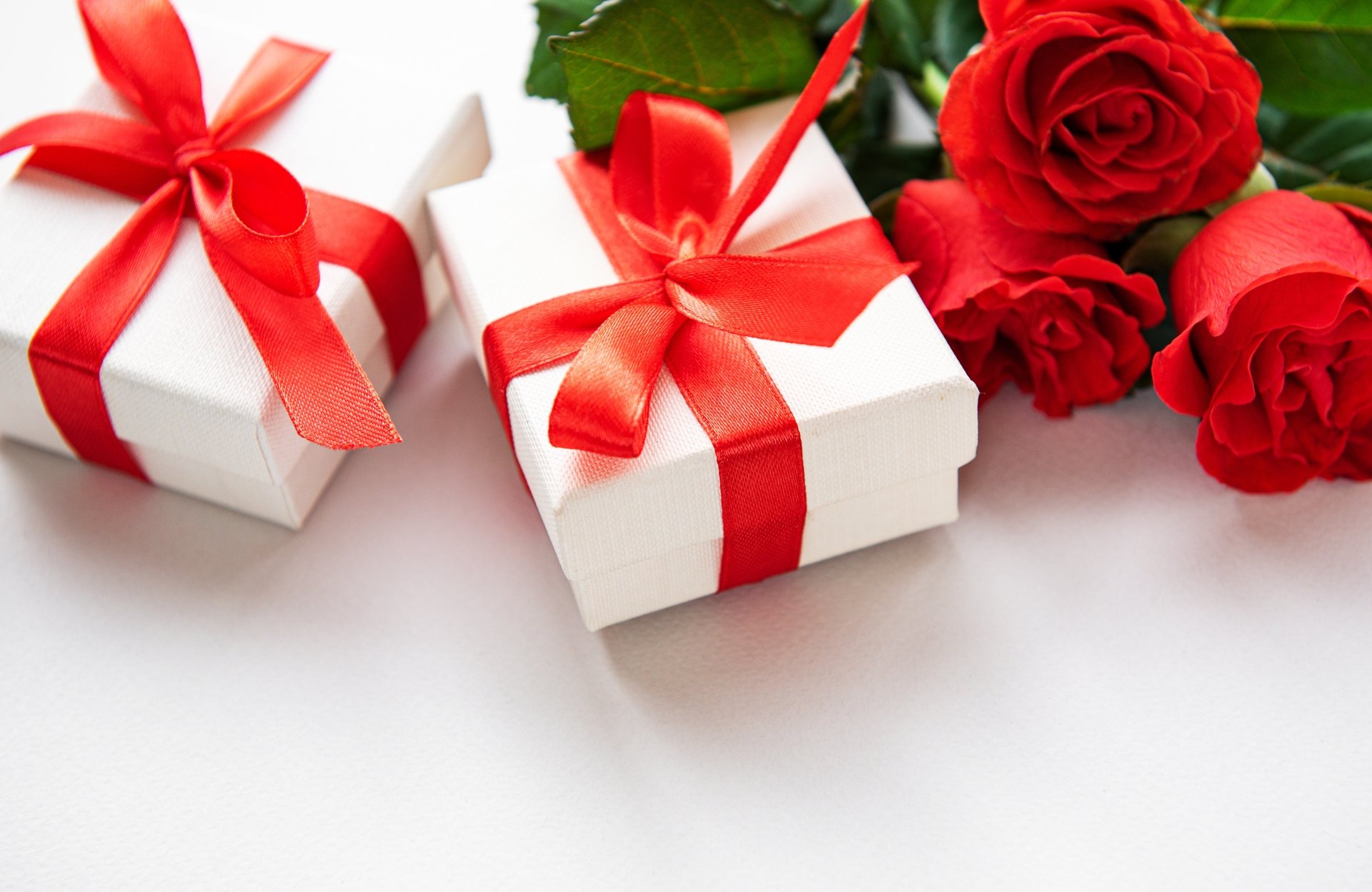 Download Red Flower Gift Rose Holiday Valentine's Day 4k Ultra HD Wallpaper