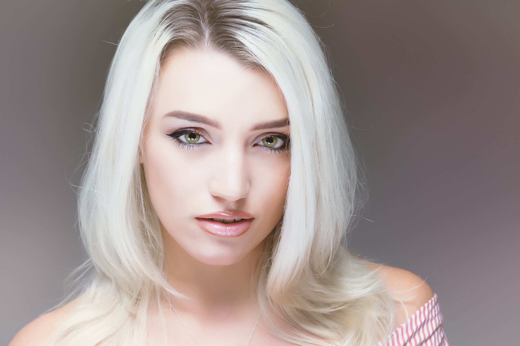 Download Woman Face HD Wallpaper