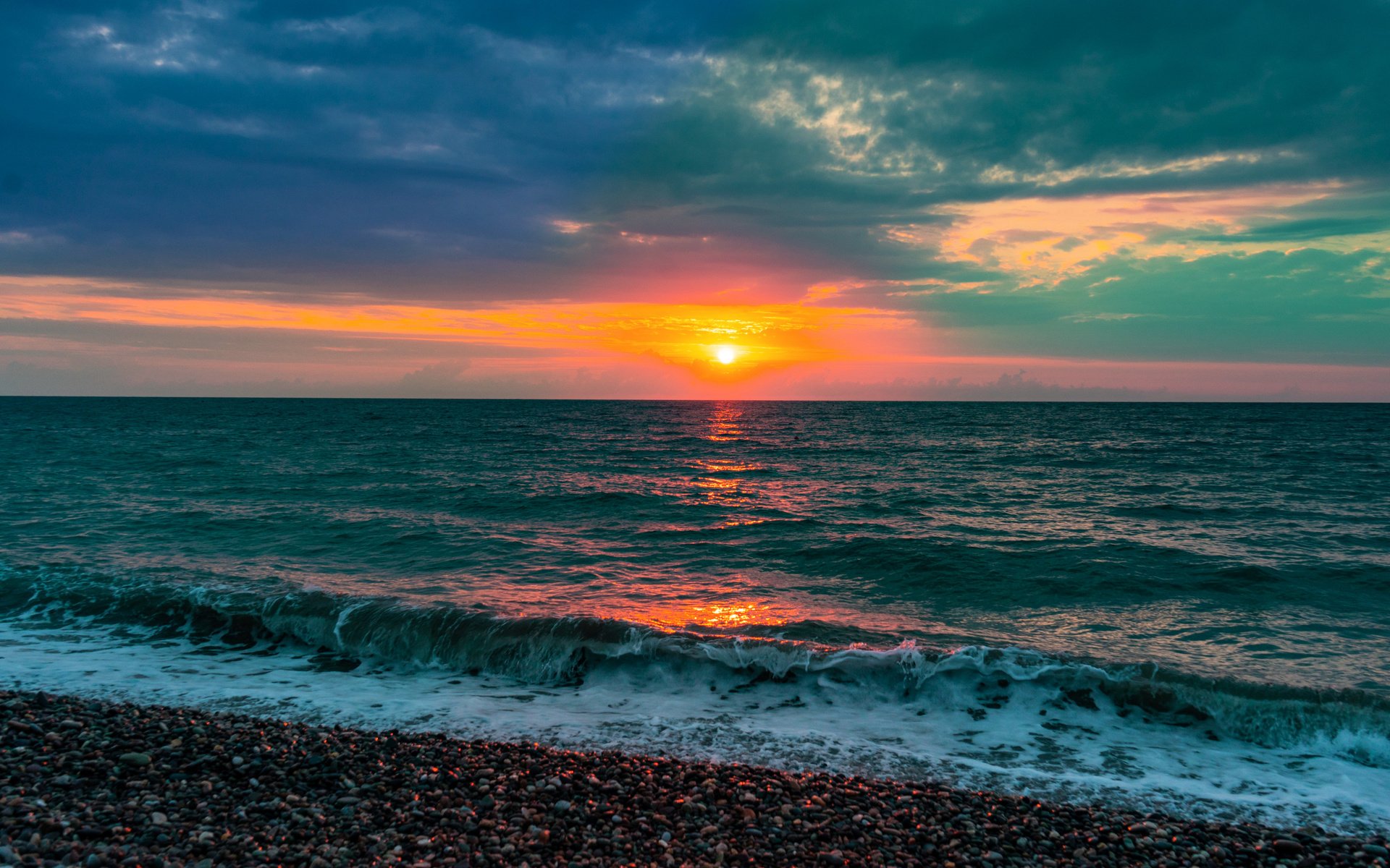 Sunset Waves: Stunning HD Ocean Breeze and Cloudscape Wallpaper