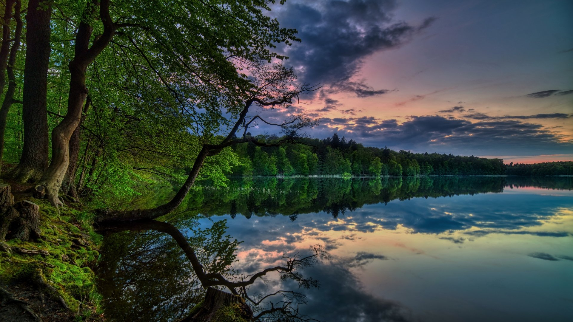 4K Ultra HD Serene Lake at Twilight – Stunning Nature Reflection ...