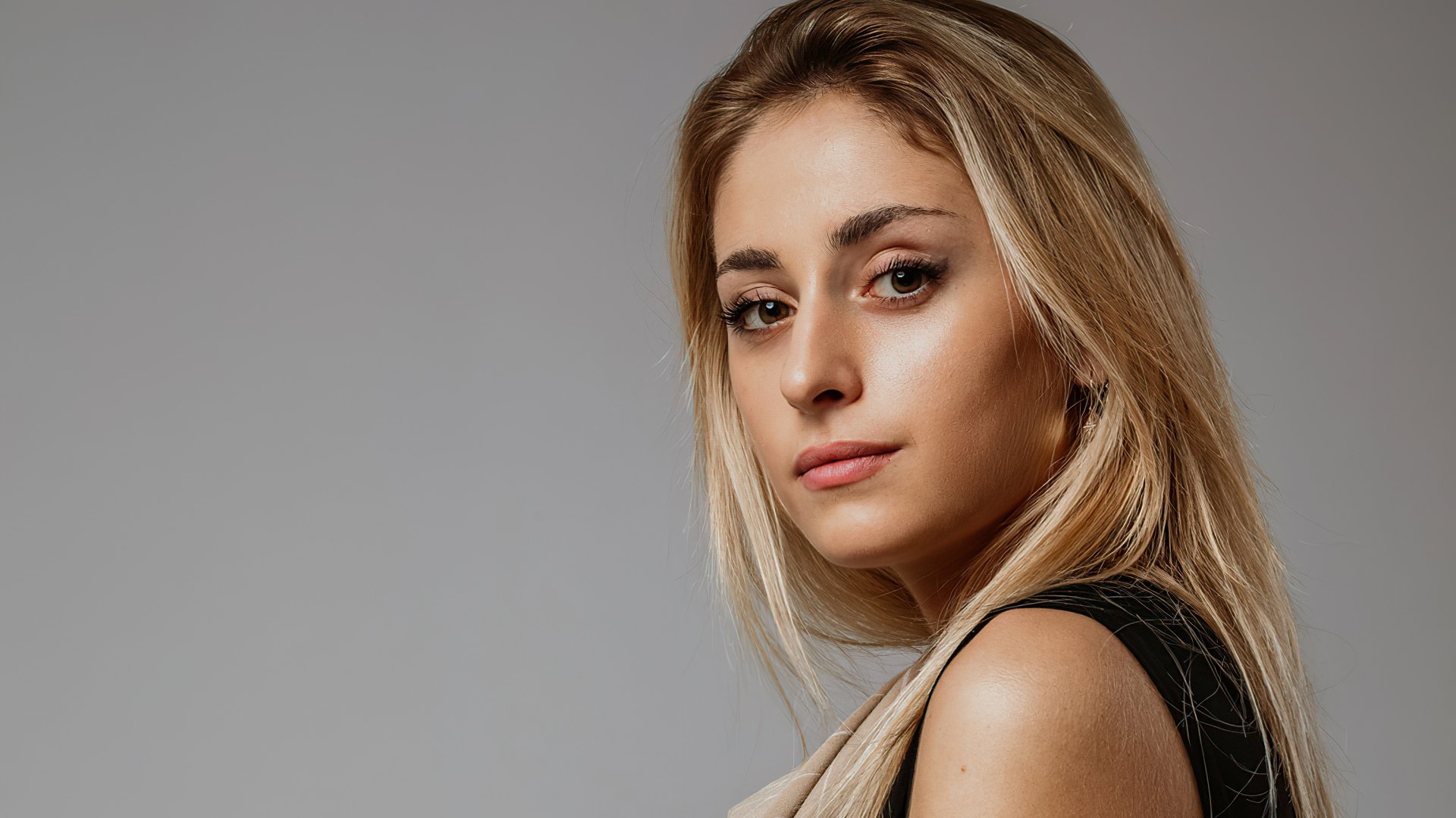 Download Face Blonde Woman Model 4k Ultra HD Wallpaper by Joan Fradera