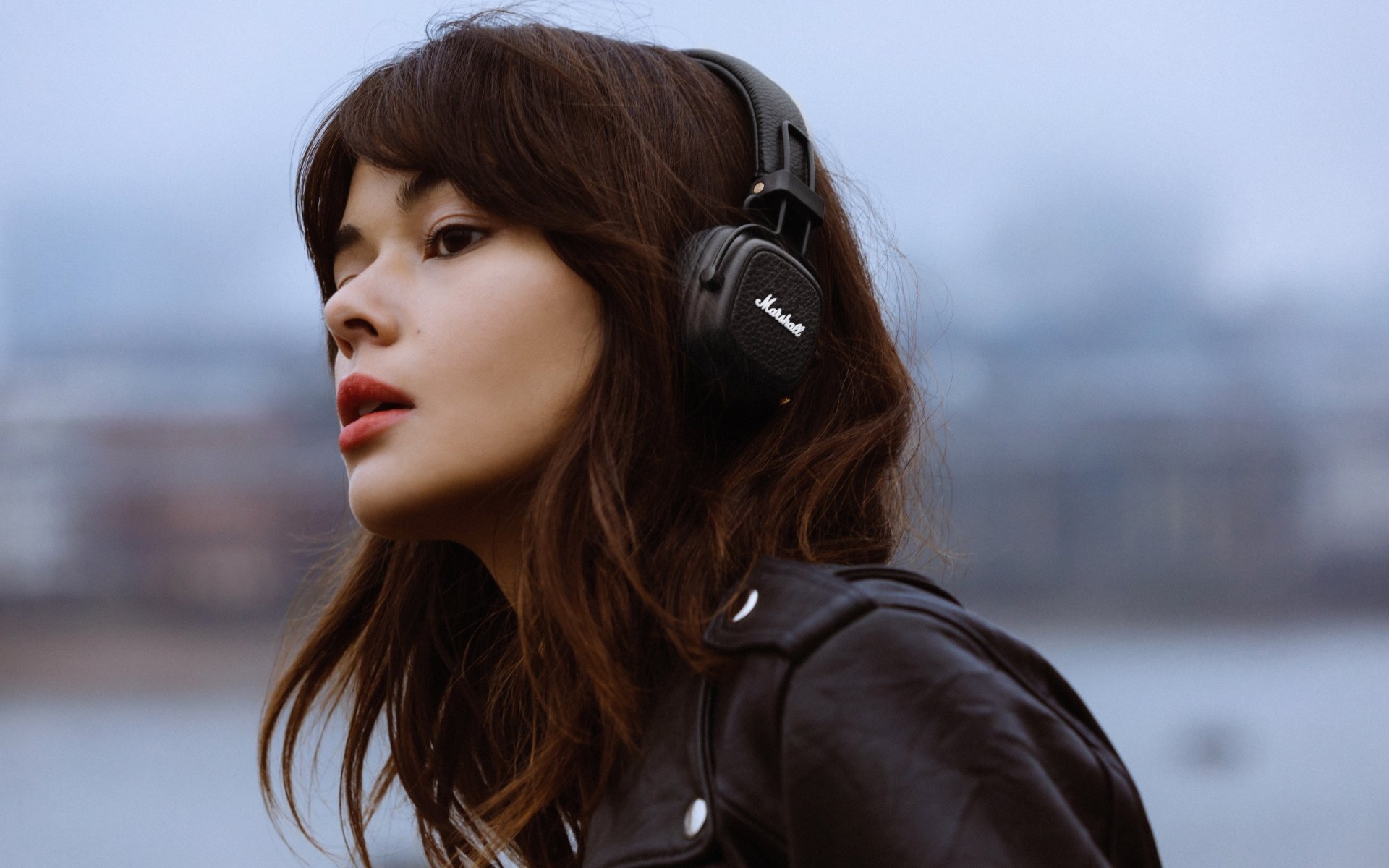 4K Headphone Portrait — Urban Music Muse | 3840x2400 | Wallpaper Abyss