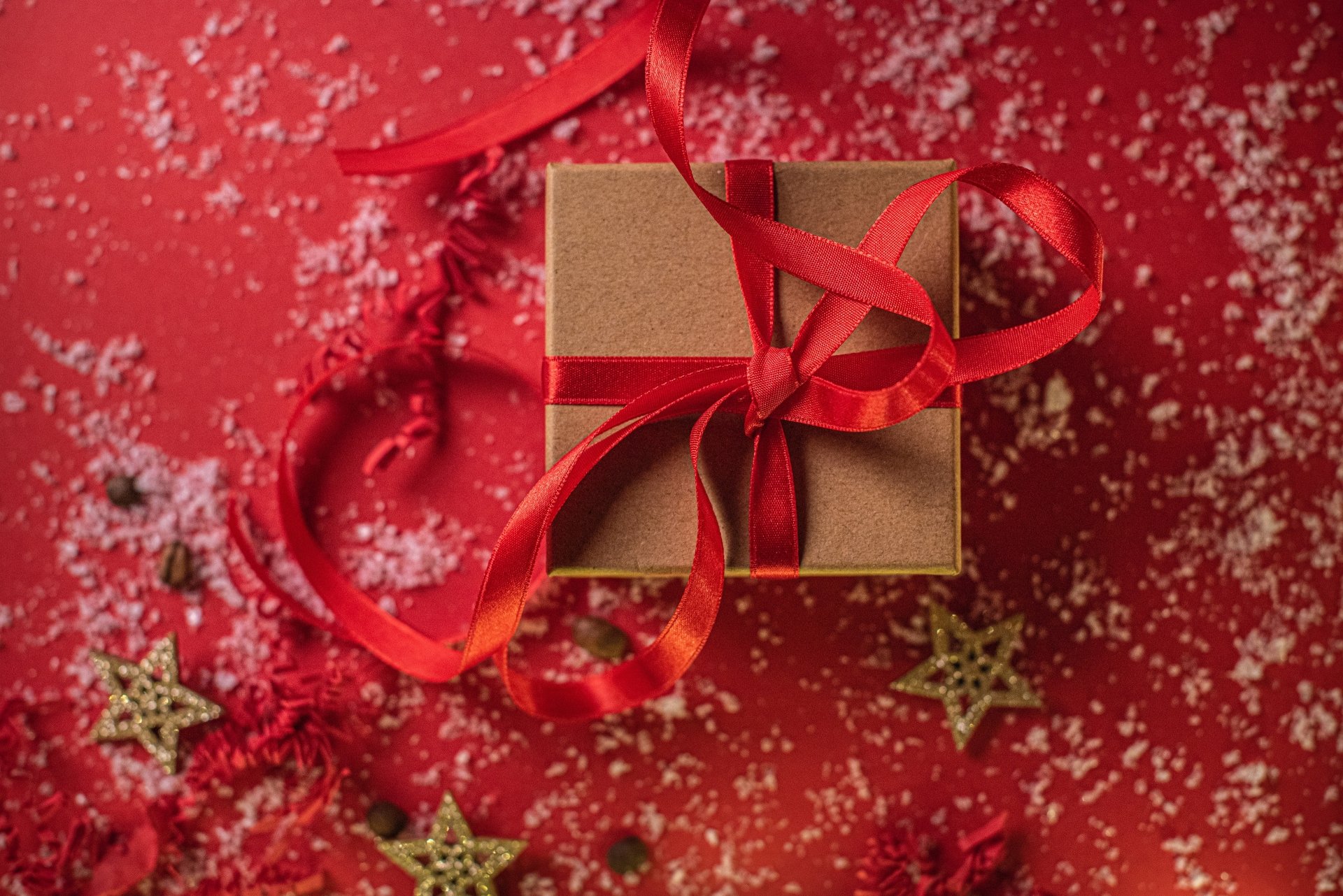 Scarlet Gift — 4K Ultra HD Wallpaper | 3840x2563 | Wallpaper Abyss