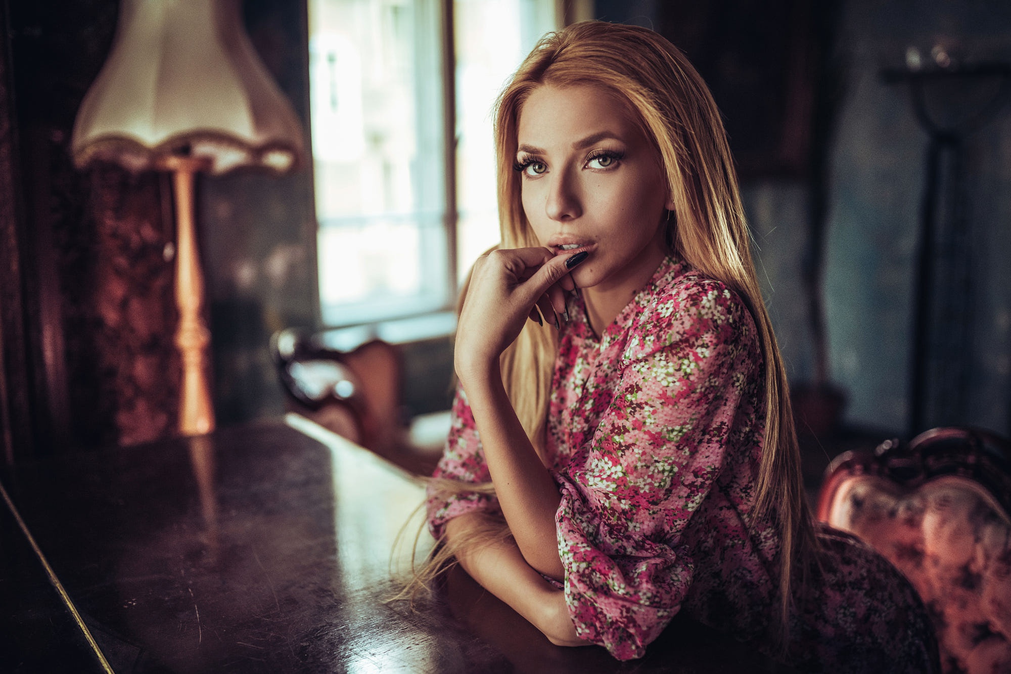 Download Woman Model HD Wallpaper