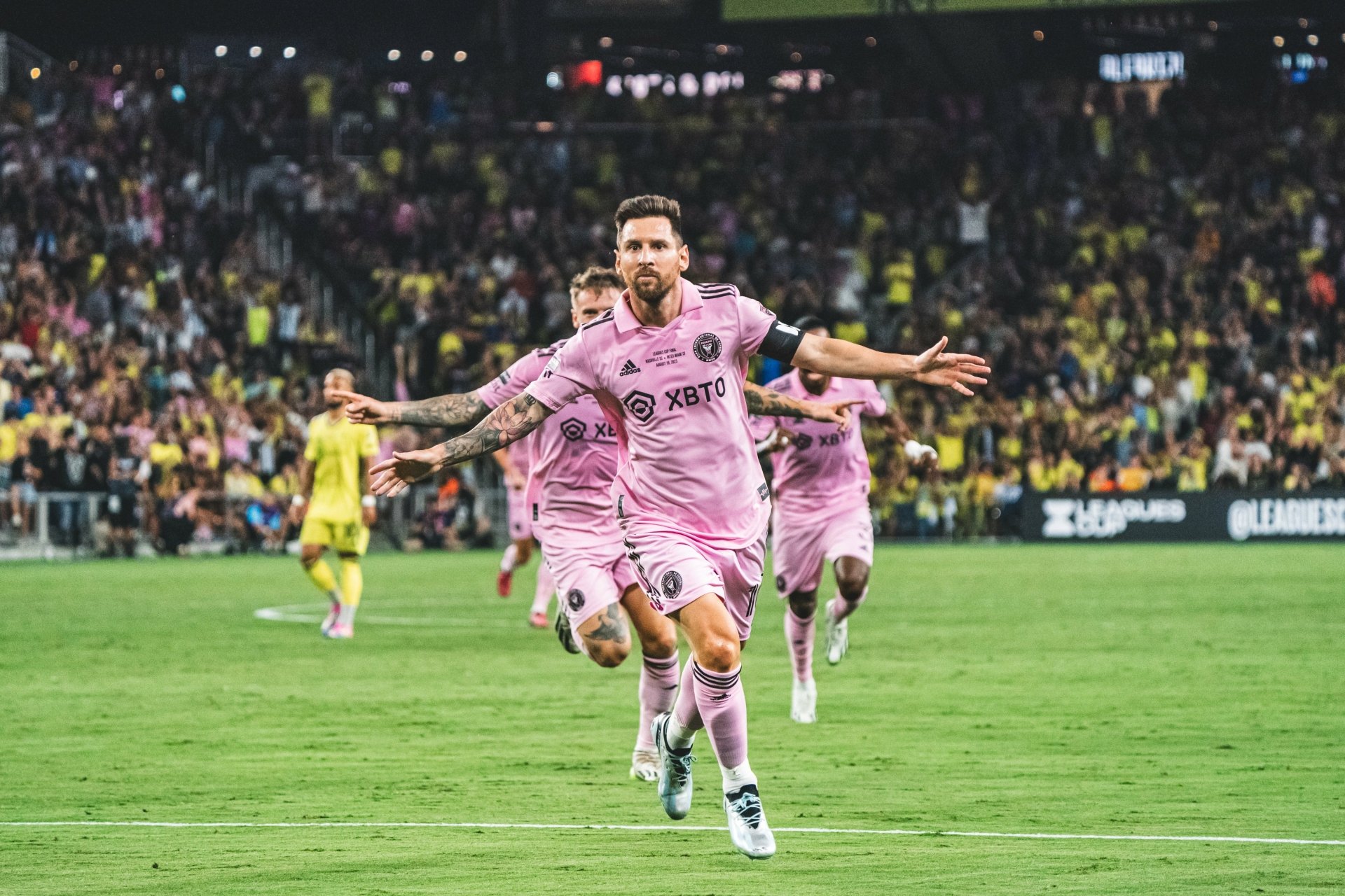 Lionel Messi Inter Miami CF Action Shot - HD Wallpaper