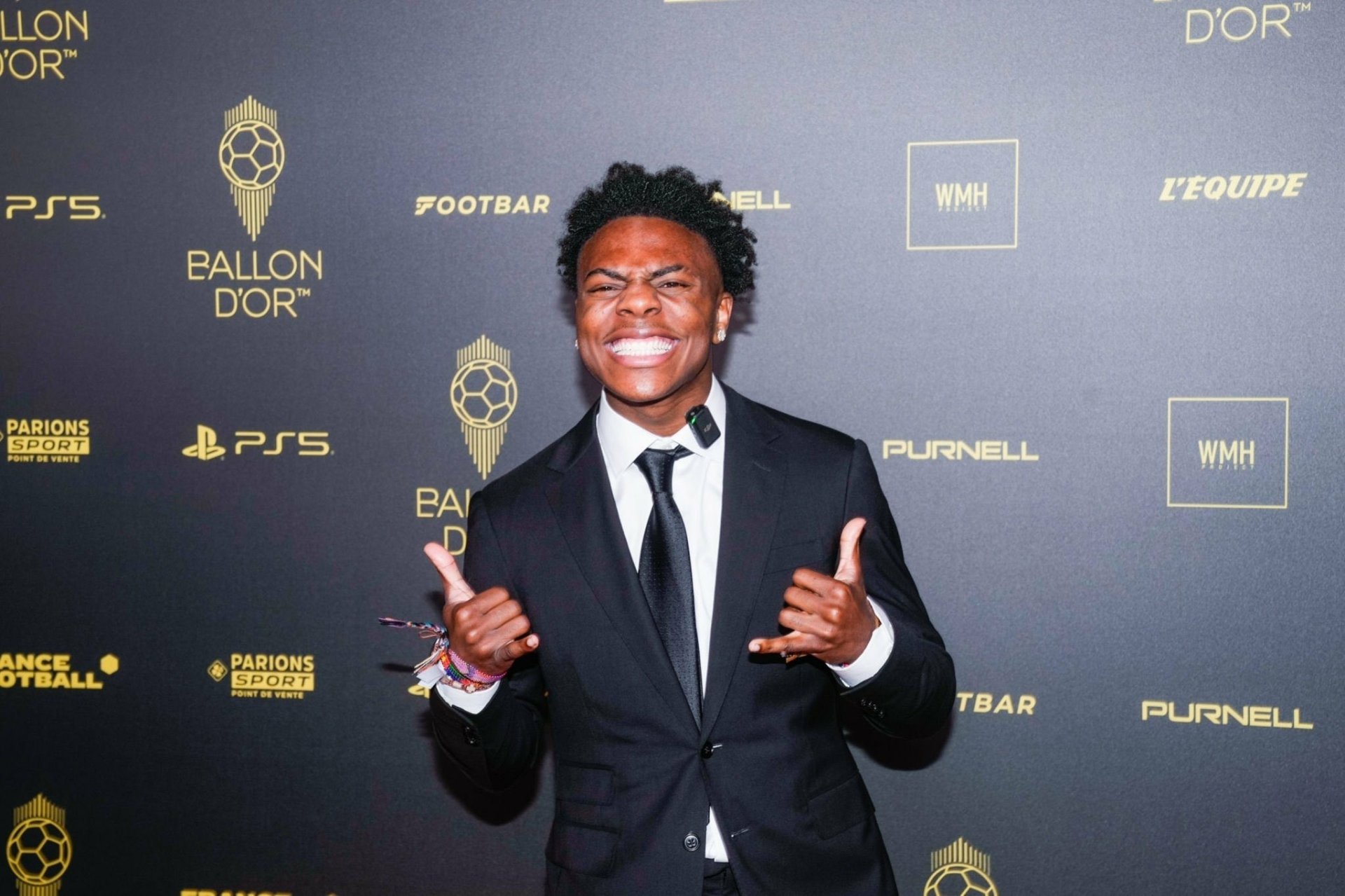 Energetic Man in Suit at Award Event HD Wallpaper