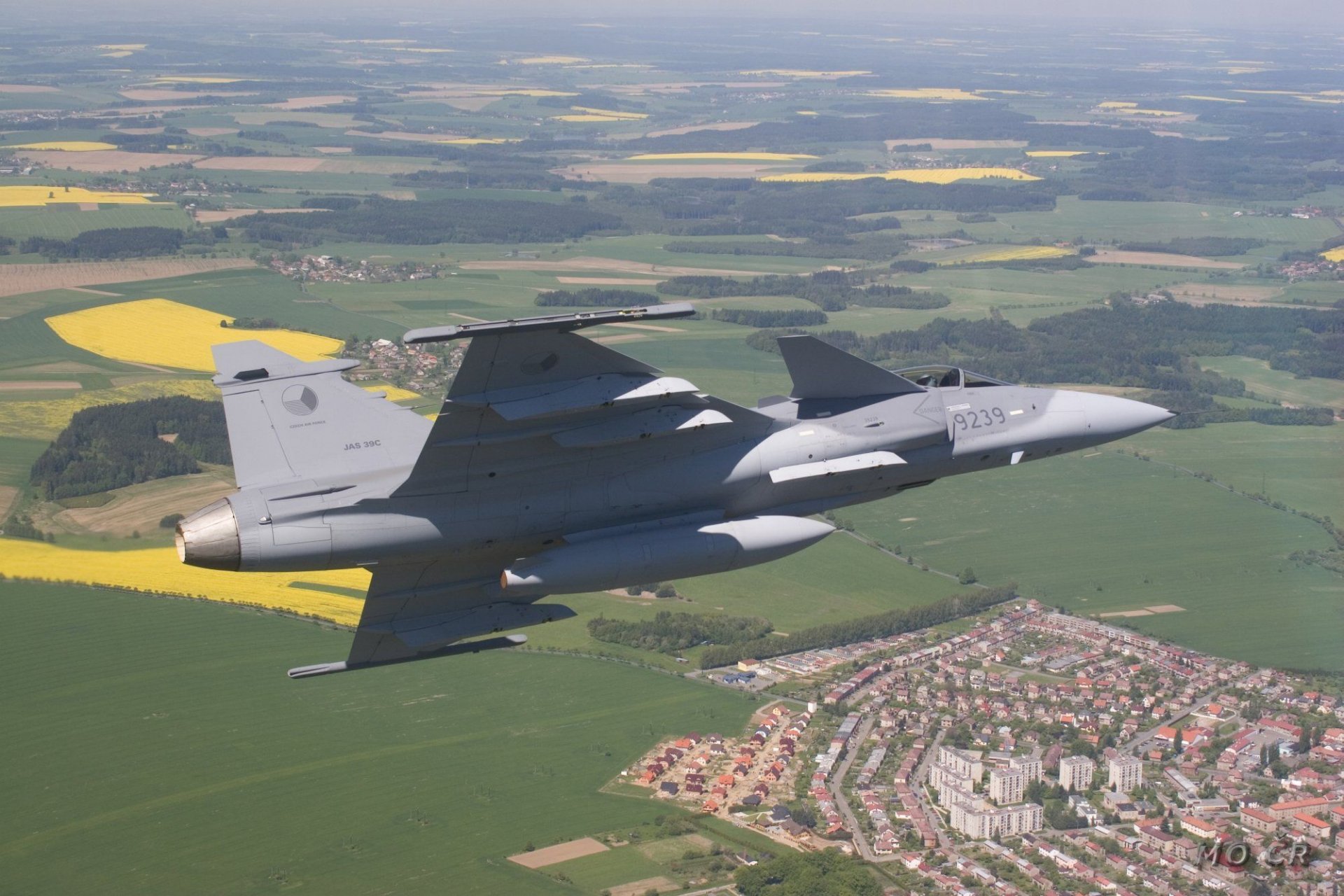 Saab JAS 39 Gripen Jet Fighter HD Wallpaper – Military Precision in Flight