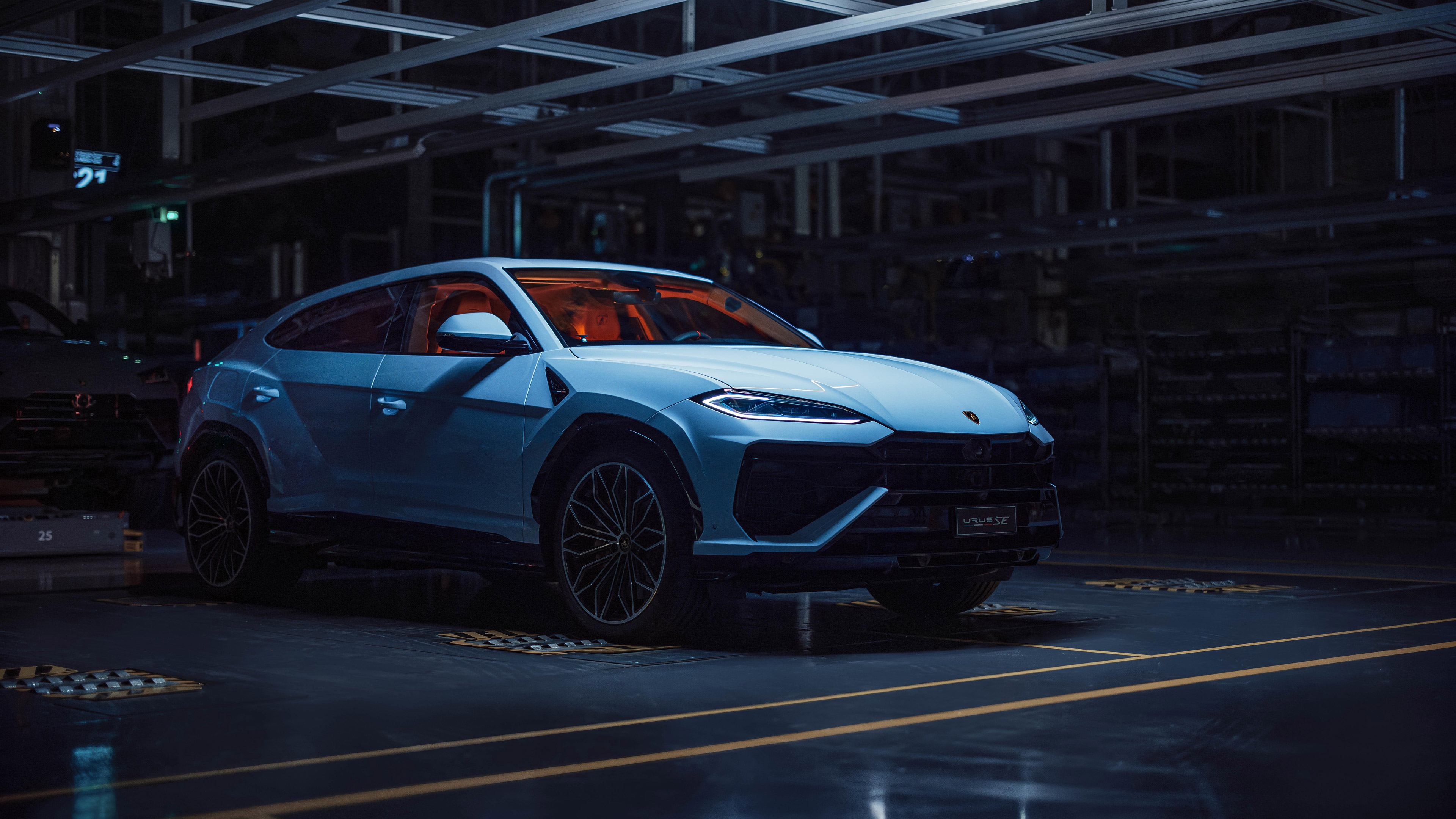 Lamborghini Urus 4K Ultra HD Wallpaper: Night Prowl