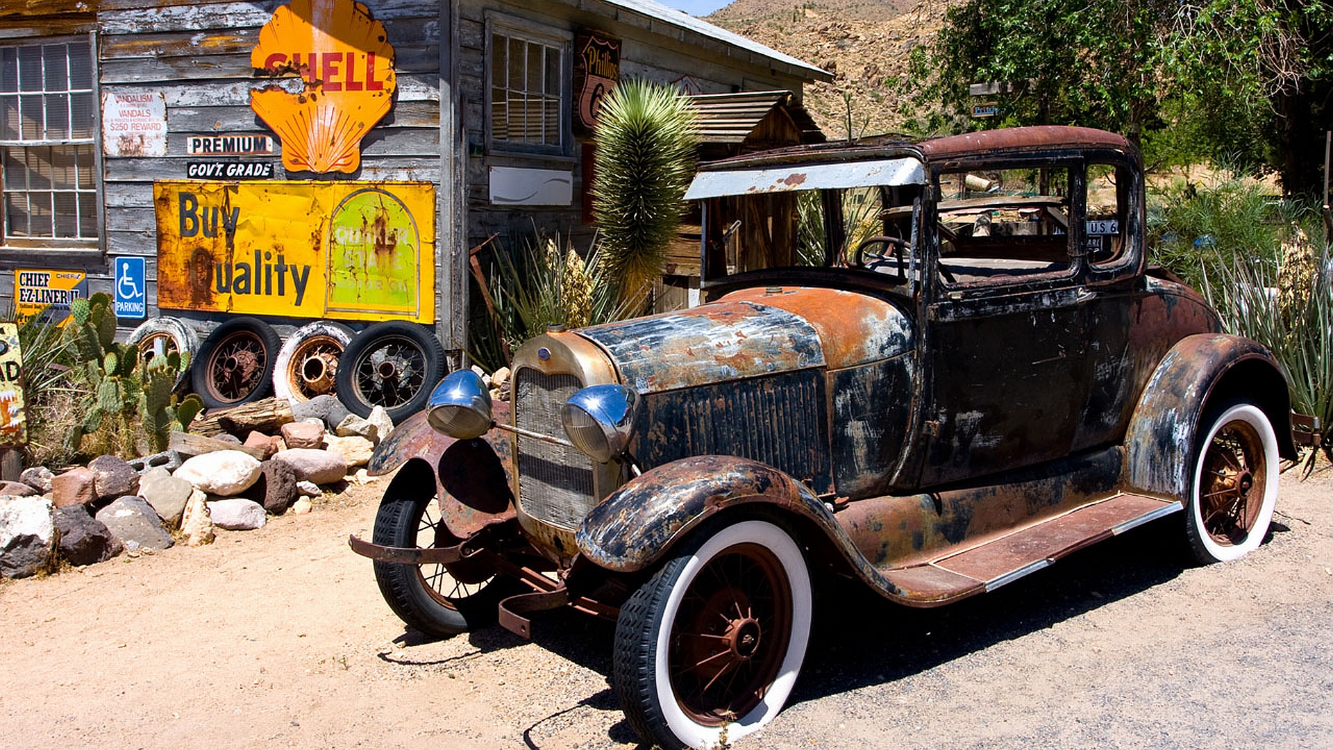 Classic Rusted Ride: HD Vintage Car Wallpaper