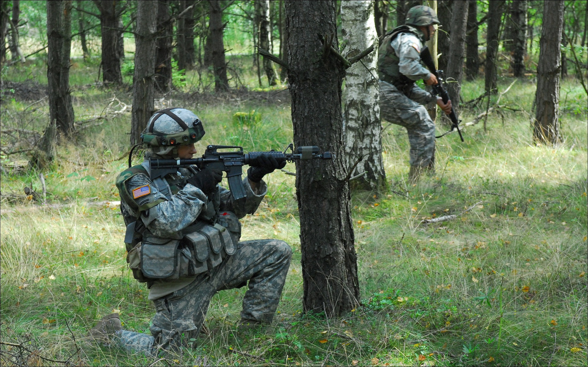 Military Tactics: HD Wallpaper of Soldiers in Action