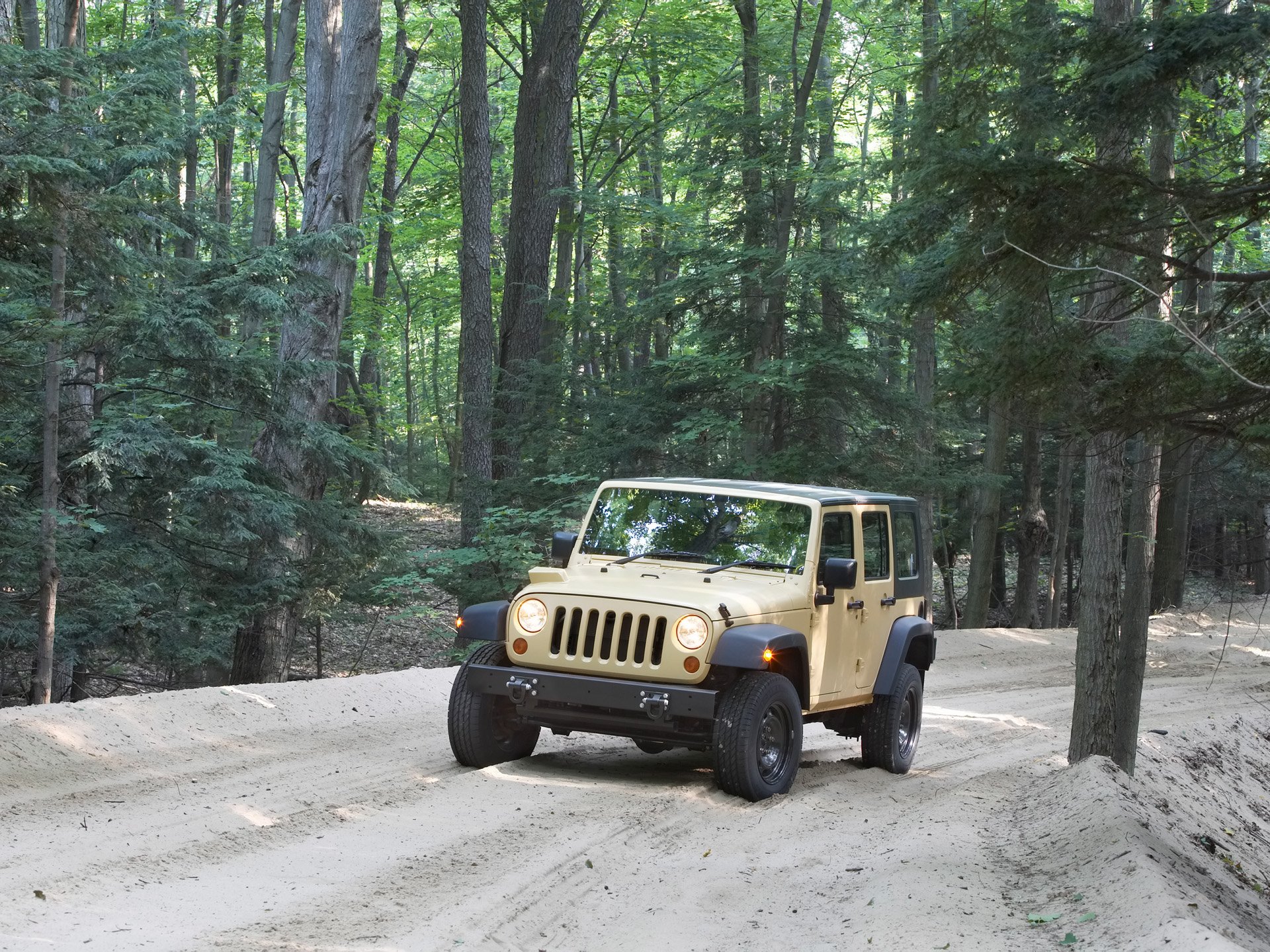 Download Vehicle Jeep HD Wallpaper | 1920x1440 | Wallpaper Abyss