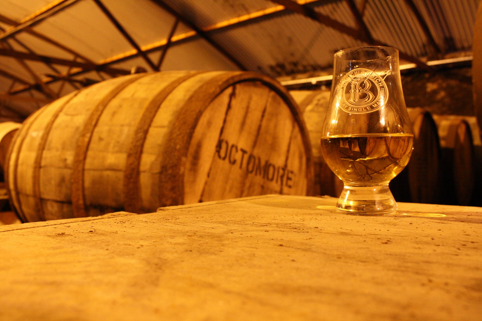 4K Ultra HD Whisky Barrel & Tasting Glass: A Perfect Food Pairing