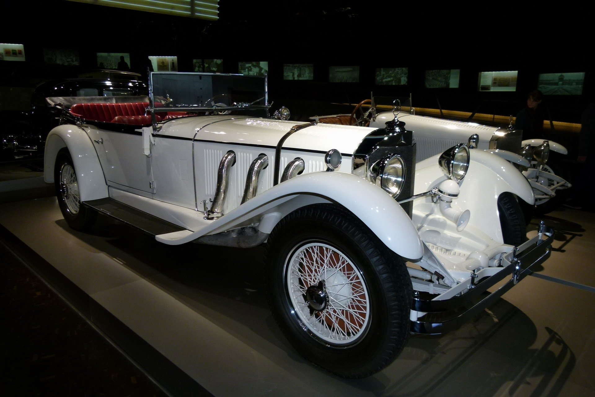 Timeless Elegance: Vintage Mercedes Classic Car HD Wallpaper