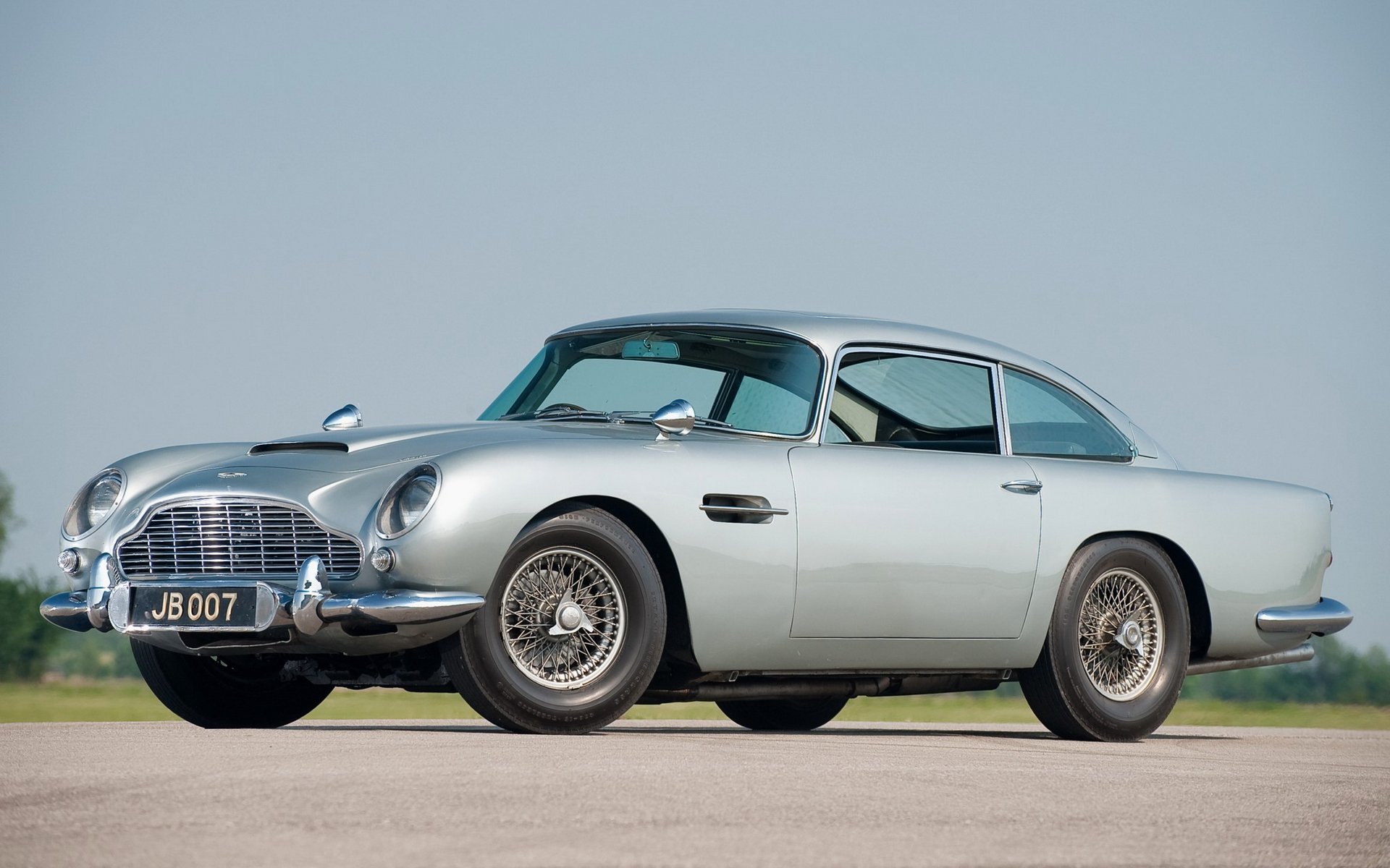 Aston Martin DB5 HD Wallpaper – Classic Elegance on Wheels