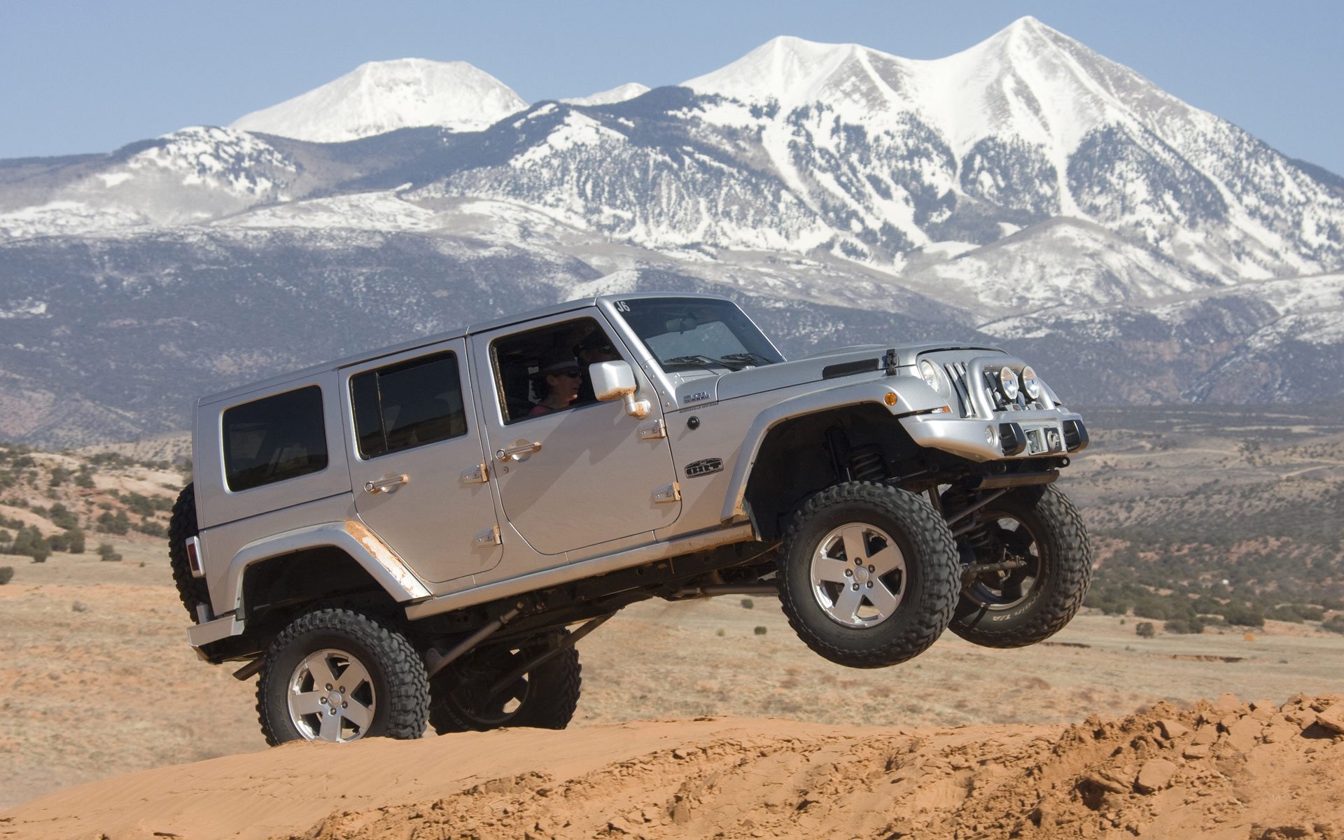 HD Jeep Adventure: Conquering Mountain Trails