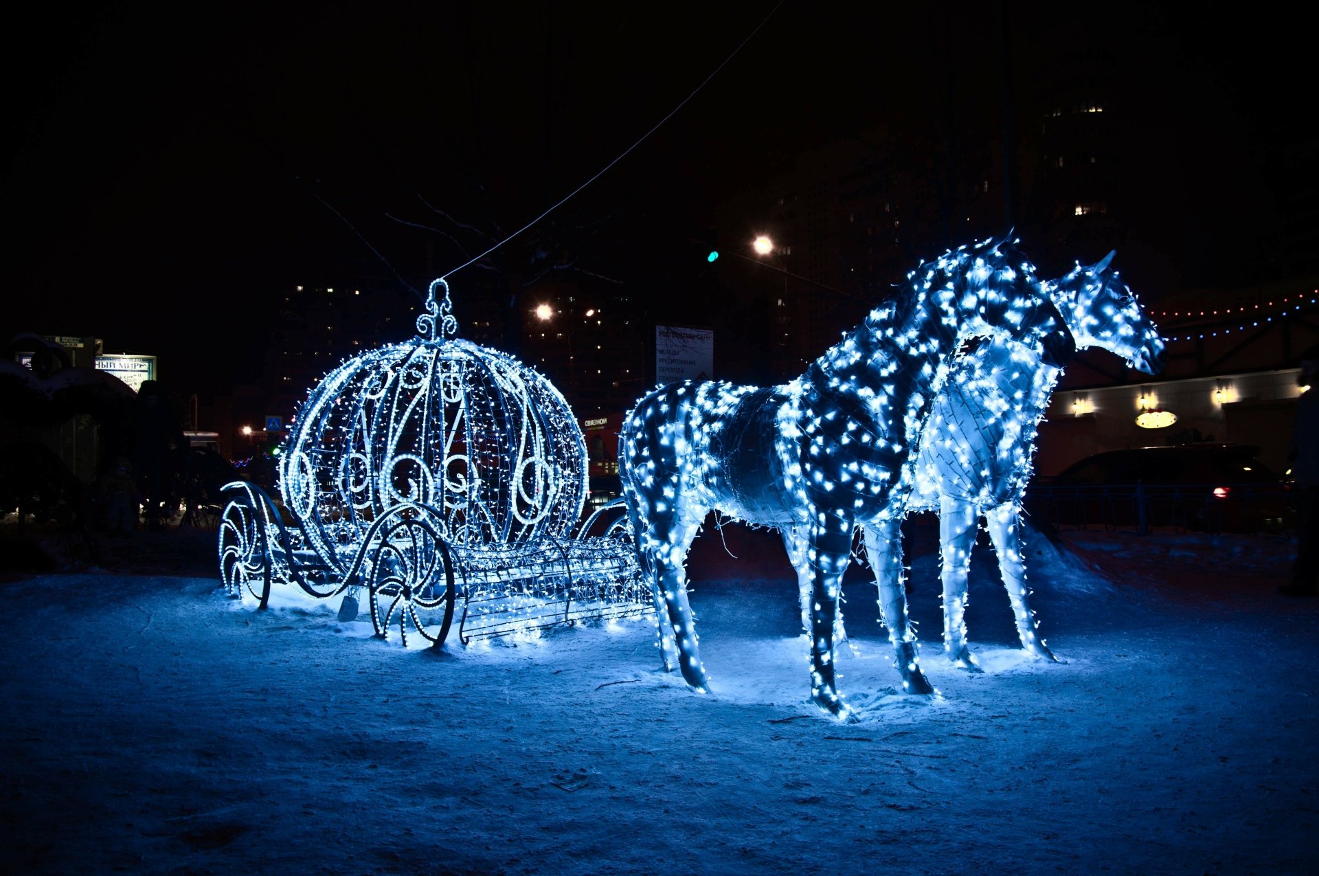 Night Glimmer: 4K Ultra HD Horse Light Sculpture