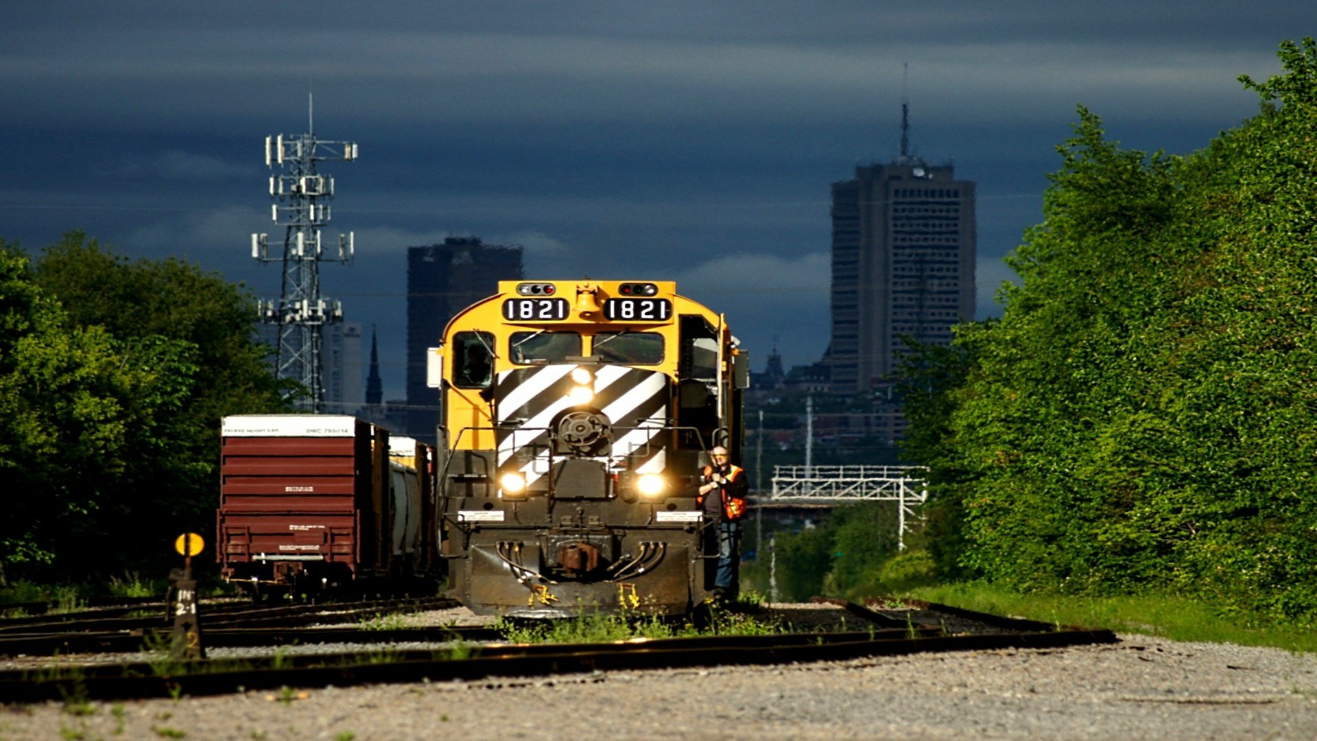 HD Train Journey: Powerful Engine Racing Through Urban Tracks