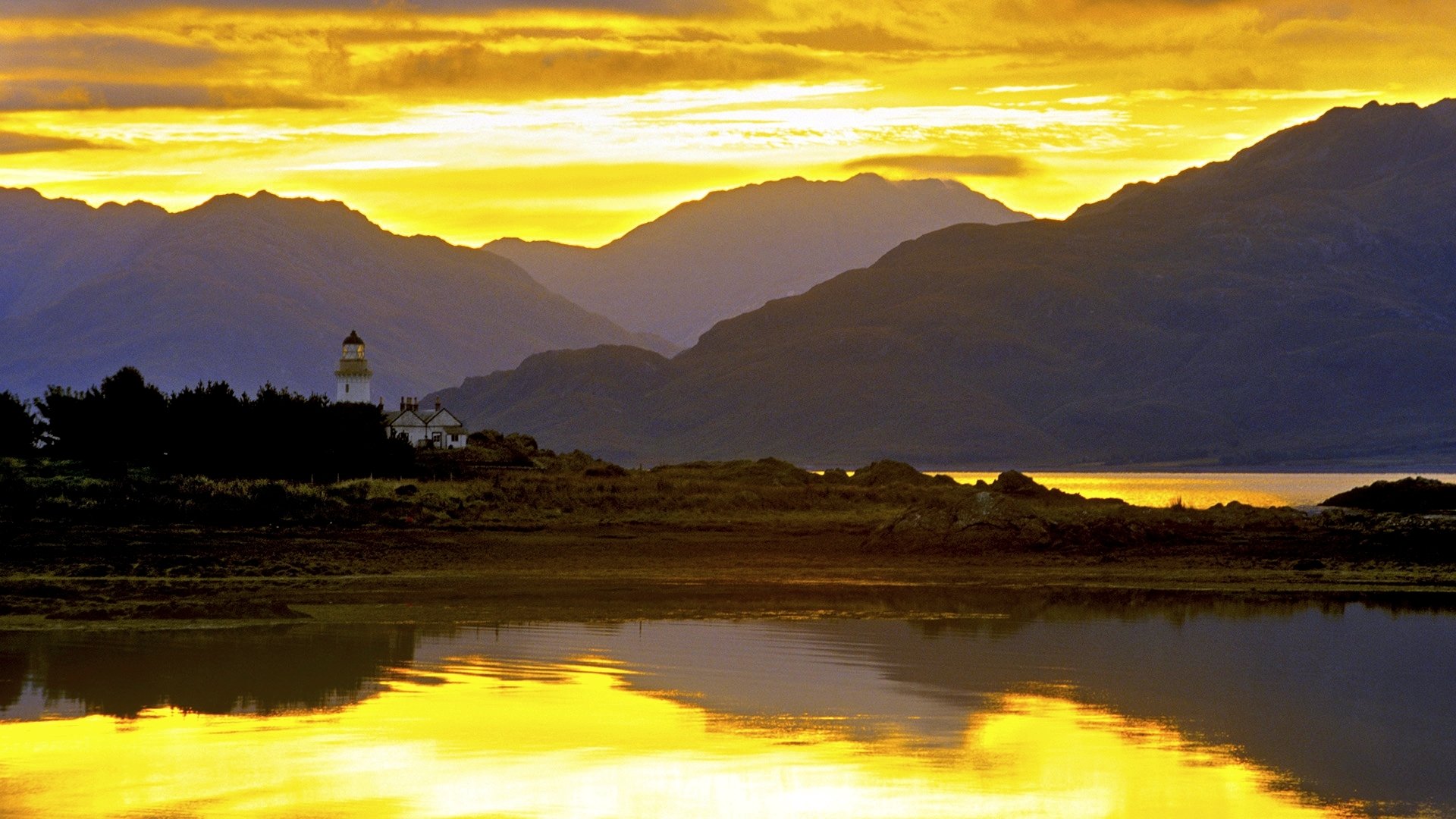 Golden Horizon: Stunning Reflection Photography HD Wallpaper