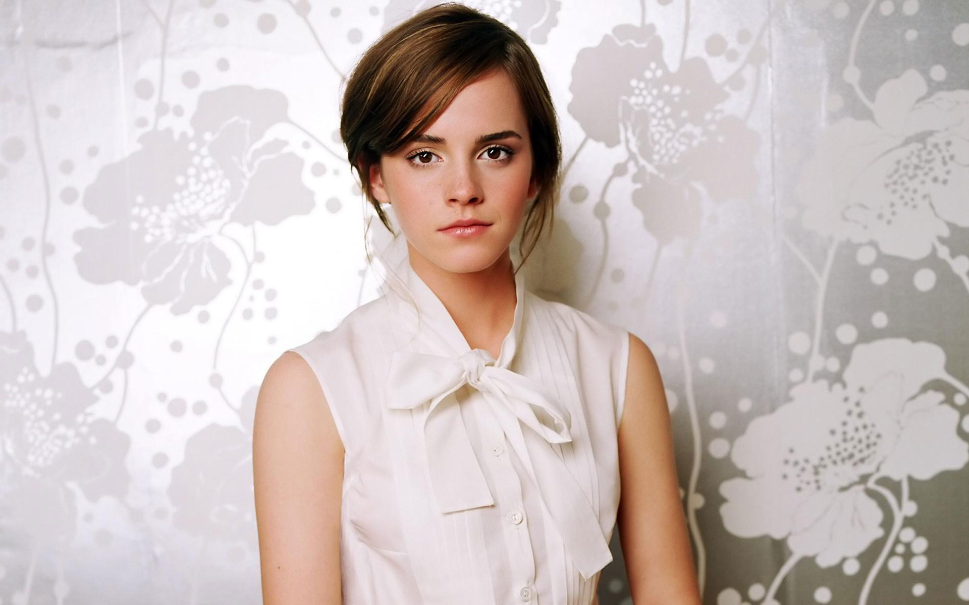 Emma Watson HD Wallpaper: Timeless Celebrity Elegance