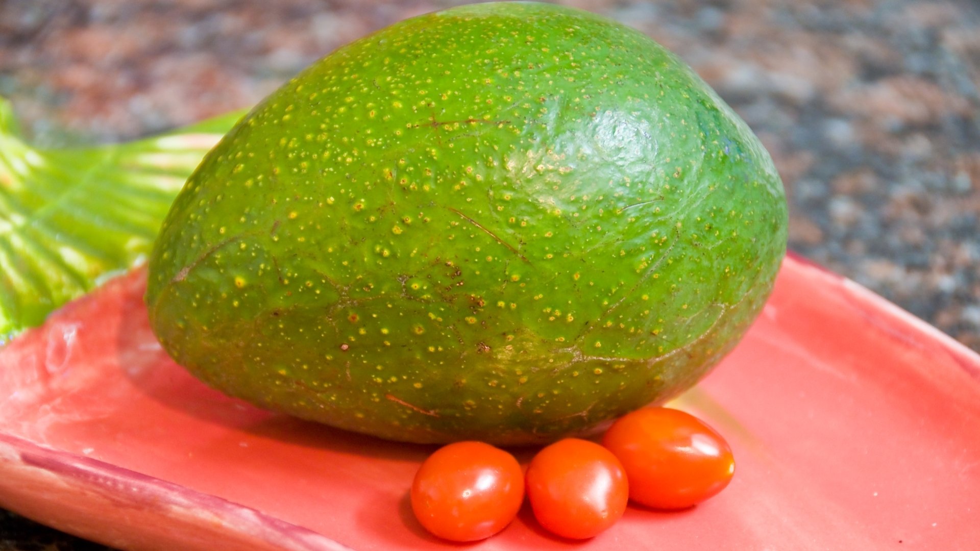 Fresh Avocado Delight: HD Food Wallpaper