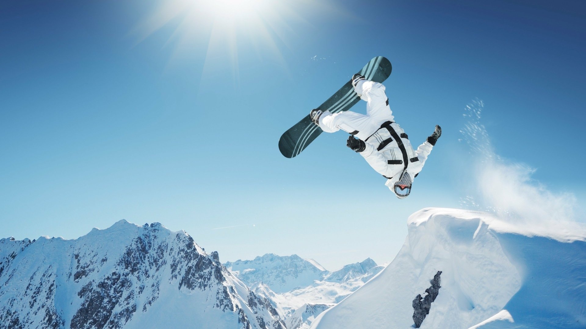 Epic 4K Snowboarding Action: Soaring Through Mountain Air