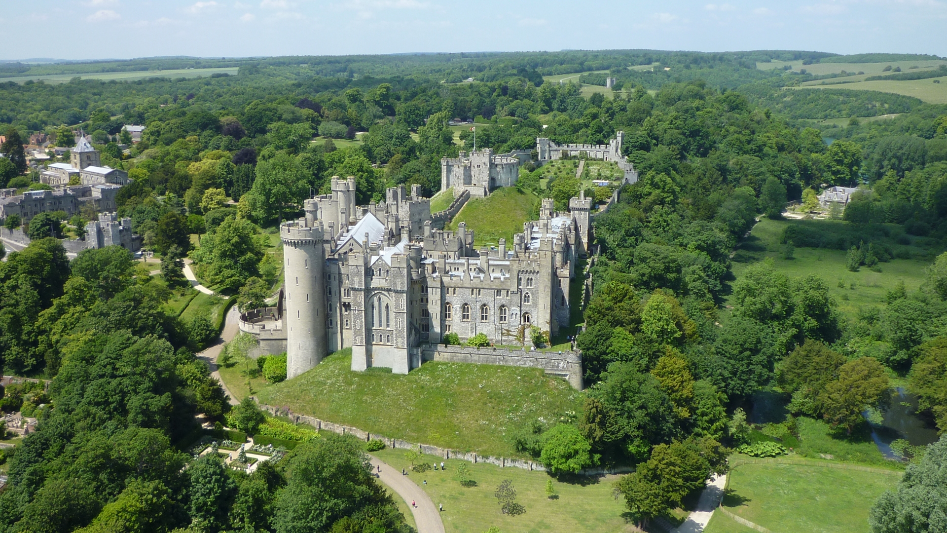 Arundel Castle Majesty: Stunning HD Wallpaper of Historic Man-Made Landmark