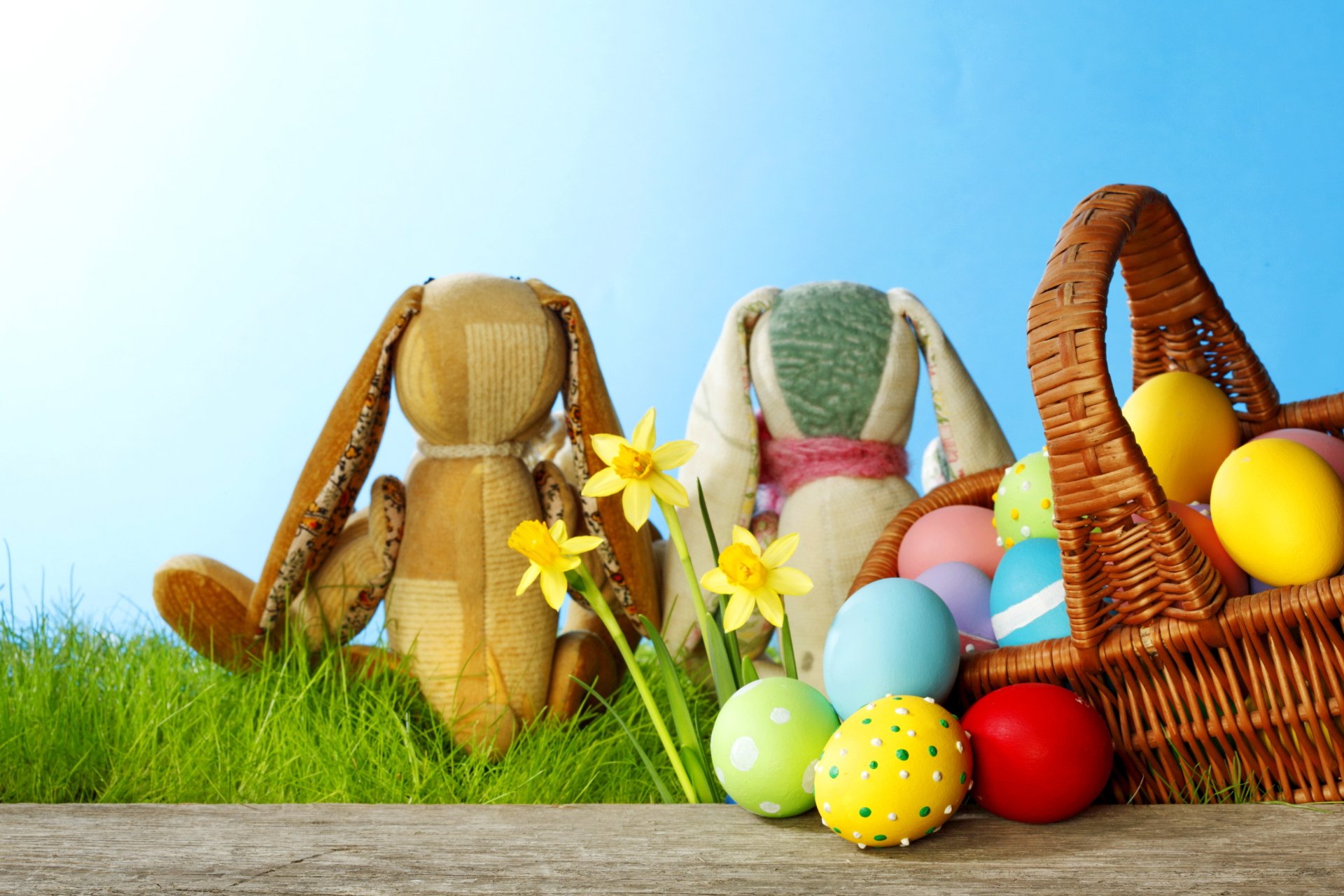 Easter Joy: 4K Ultra HD Holiday Bunny & Colorful Eggs Wallpaper