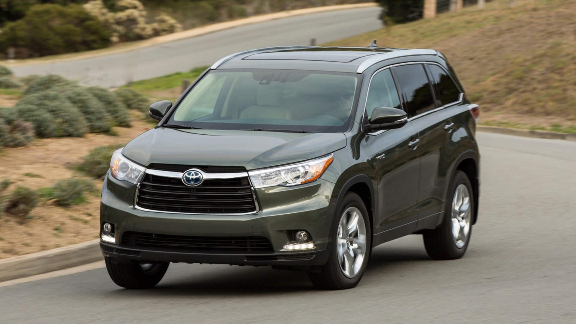 Toyota Highlander Hybrid: Sleek HD Vehicle Wallpaper