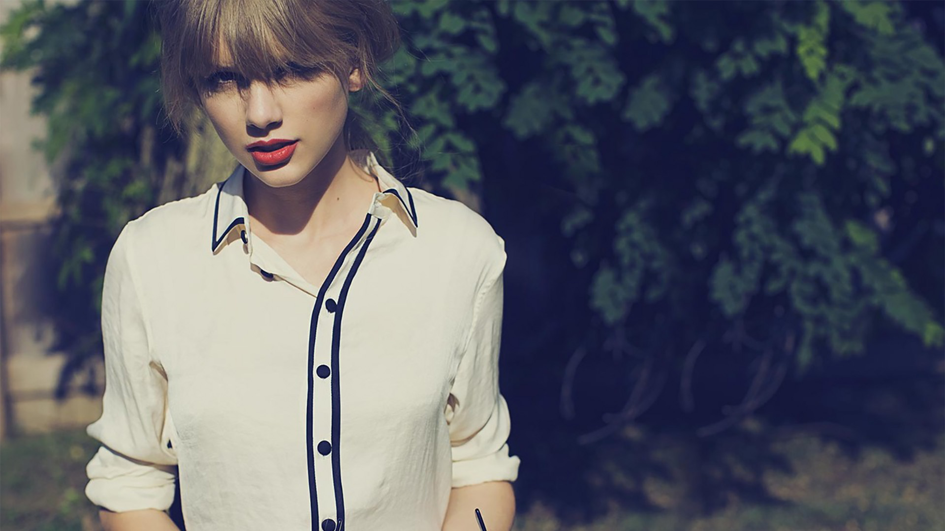 Taylor Swift HD Wallpaper: A Beautiful Muse in Music