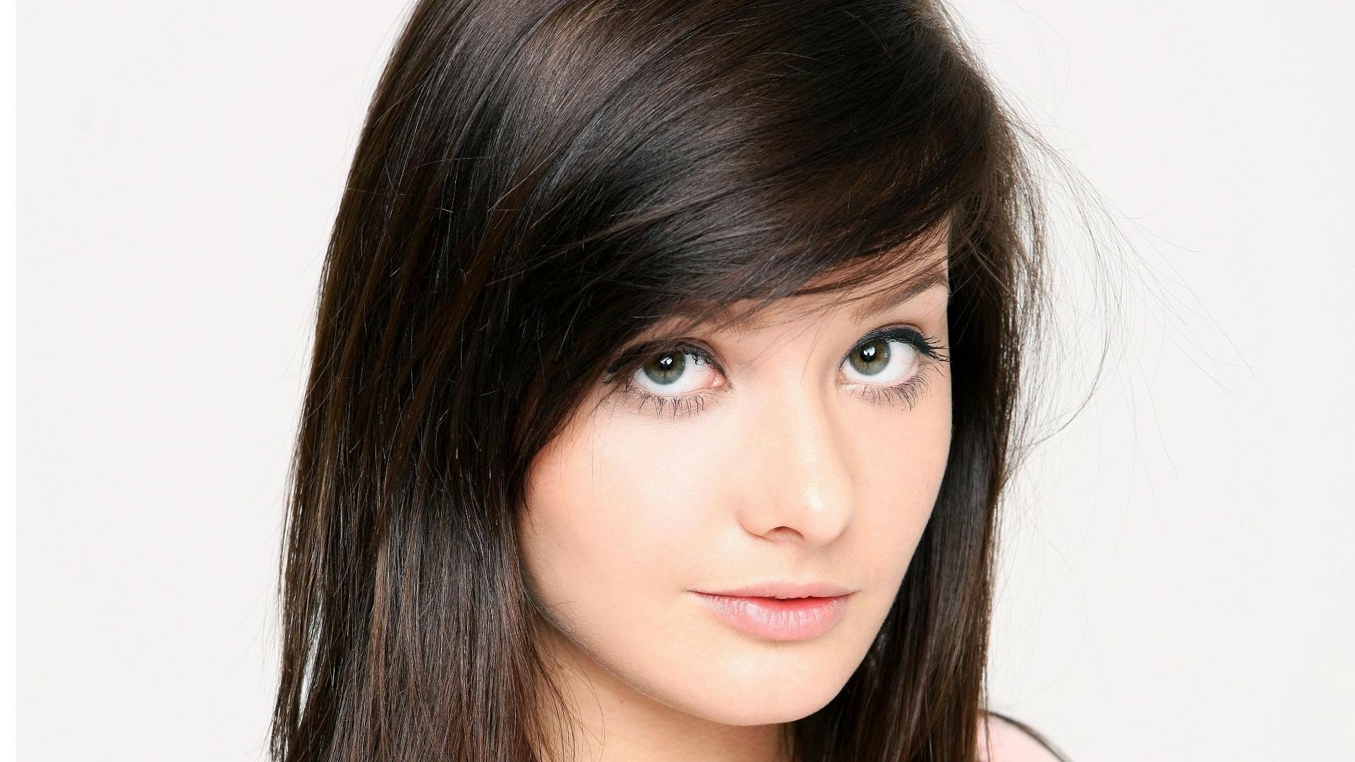 Stunning Eye-Catching Woman: HD Wallpaper