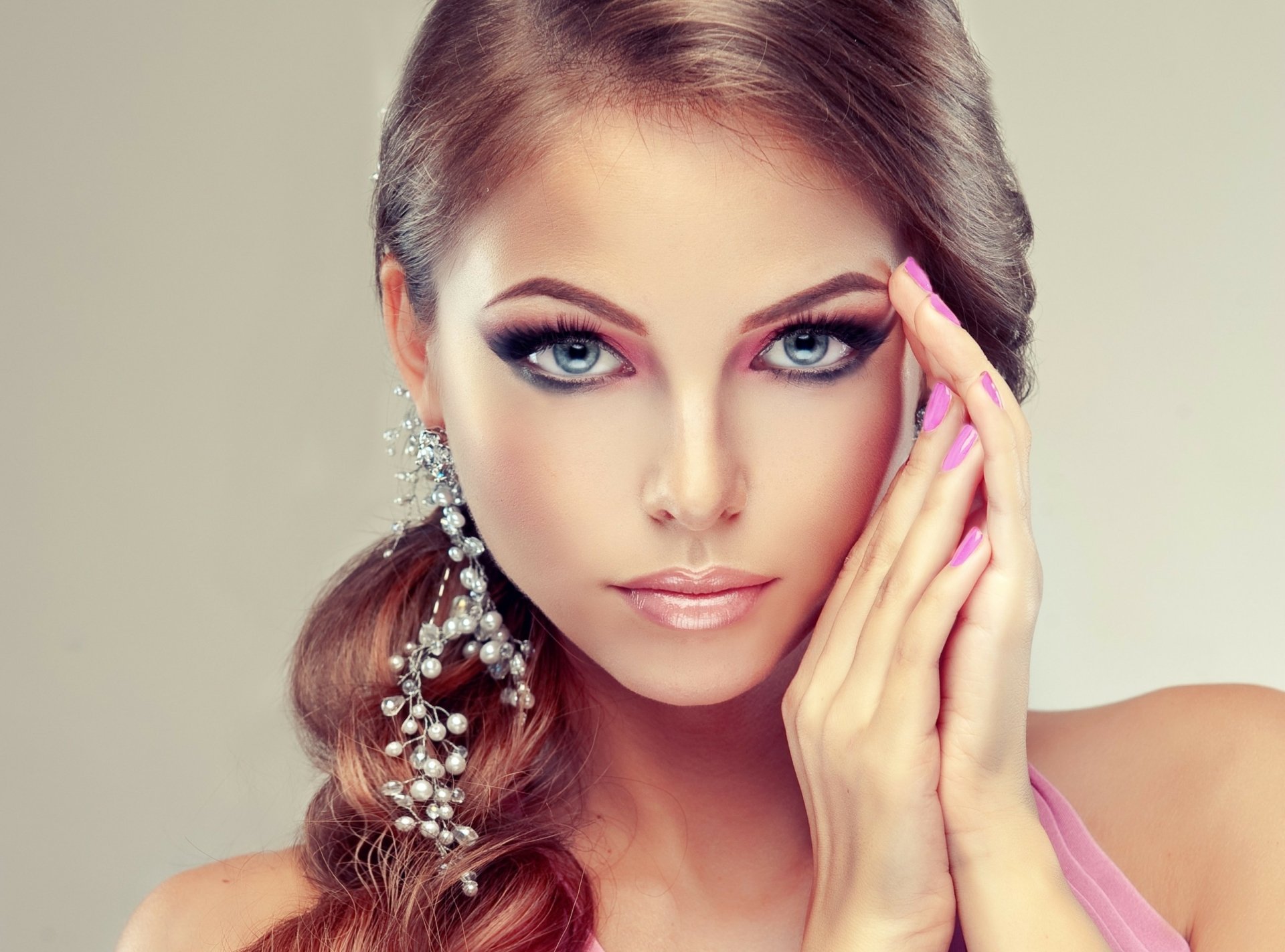 Elegant Model with Earrings - HD Wallpaper by Sonya Zhuravetc