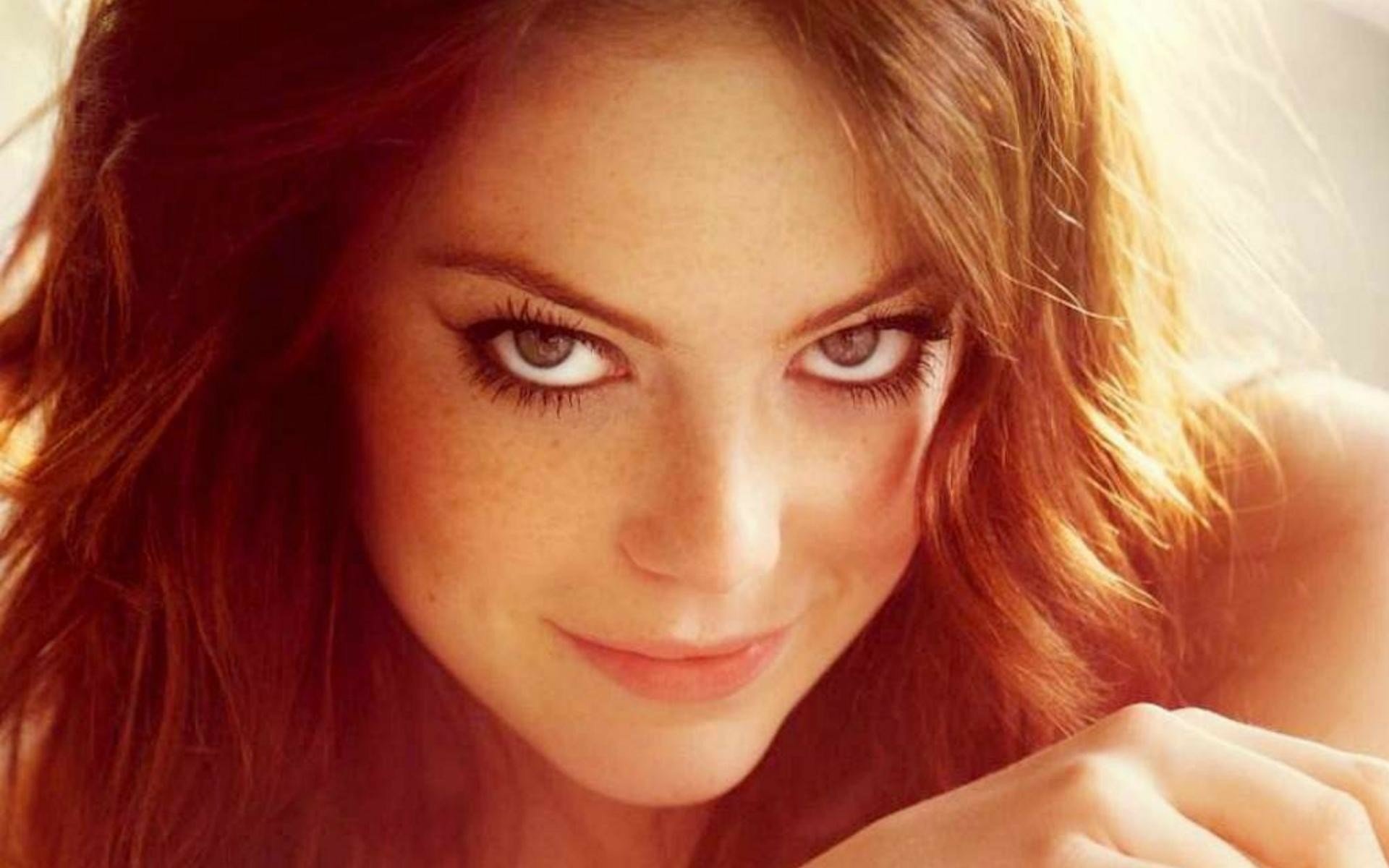 Stunning HD Wallpaper of Emma Stone's Captivating Face | 1920x1200 ...