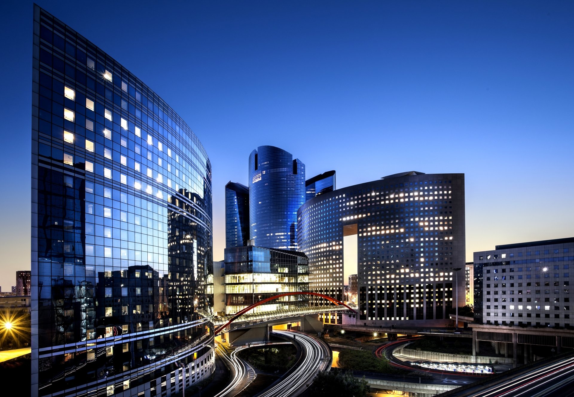 La Défense at Dusk: A Stunning 4K Ultra HD Wallpaper from Paris