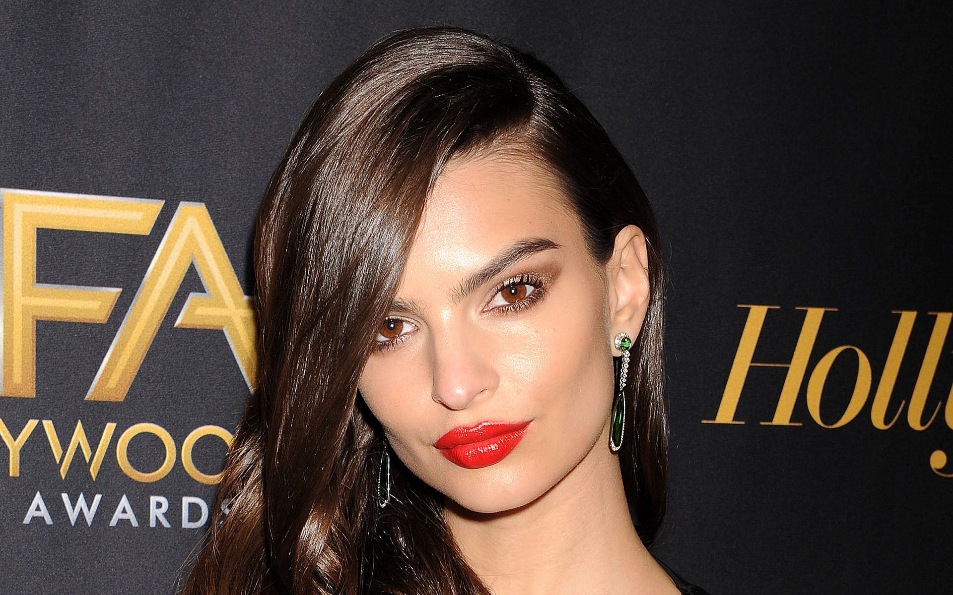 Emily Ratajkowski HD Wallpaper