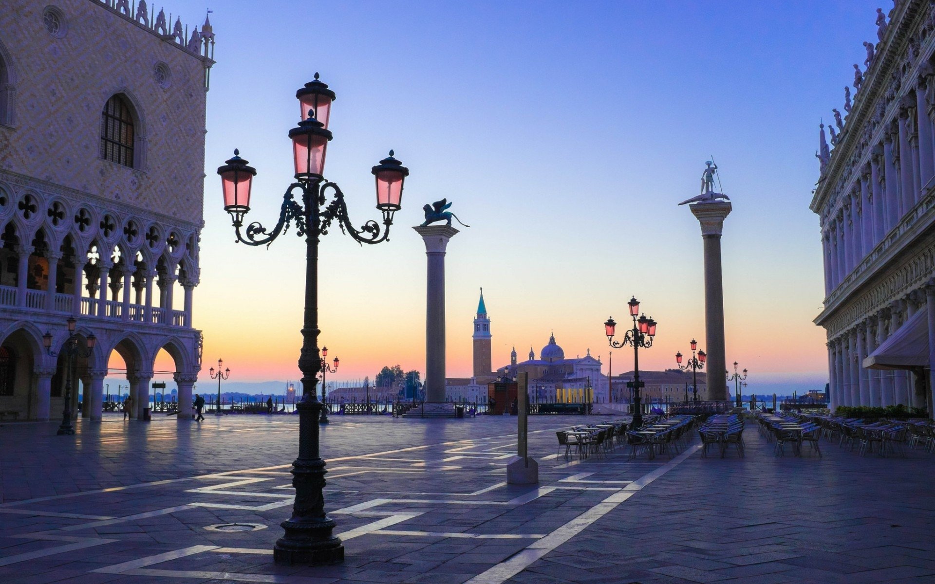 Venice Dreams: Stunning HD Wallpaper of Italy's Iconic Skyline