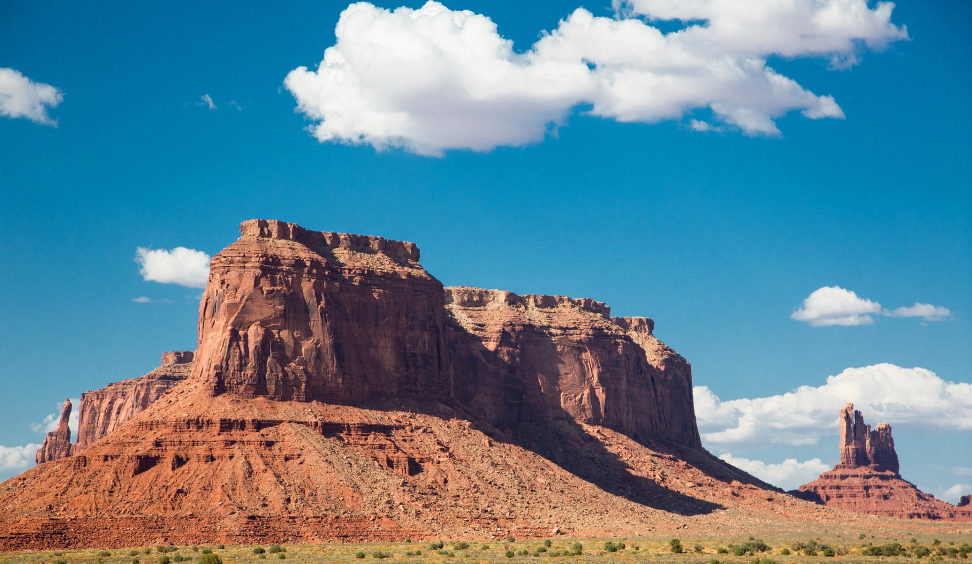 Monument Valley Majesty: Stunning USA Desert Cliff Landscape HD Wallpaper