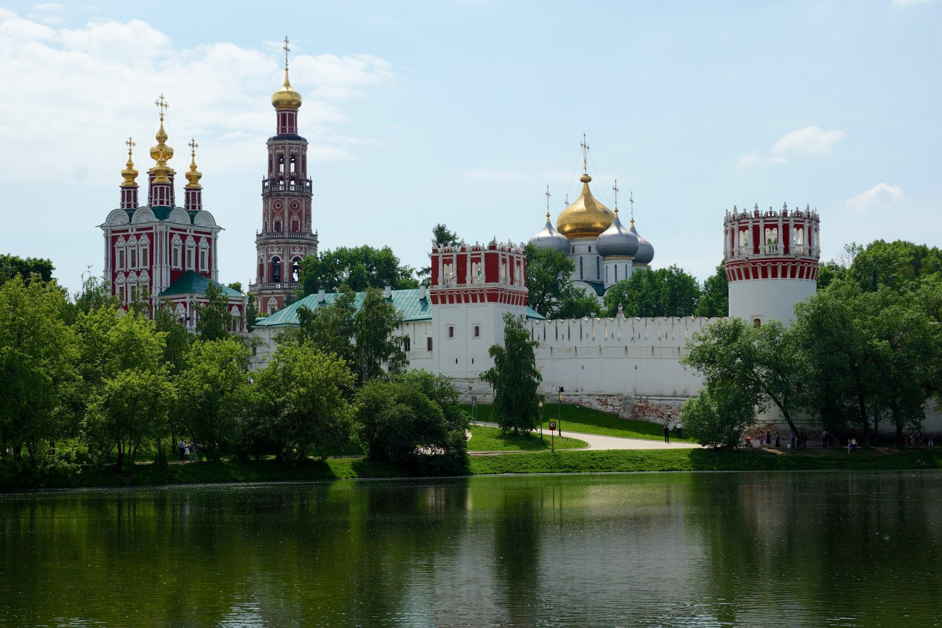 Moscow Majesty: Stunning 4K Ultra HD Man-Made Marvels by the Water