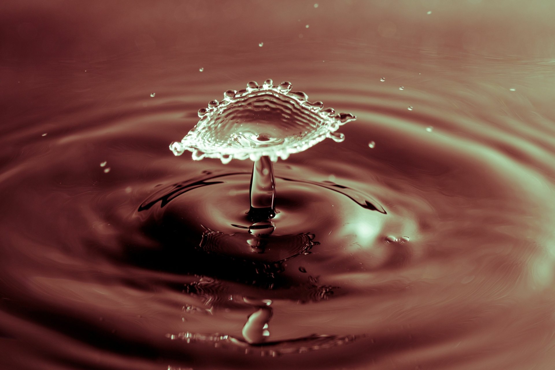 4K Ultra HD Water Drop Splash: Nature’s Liquid Artistry