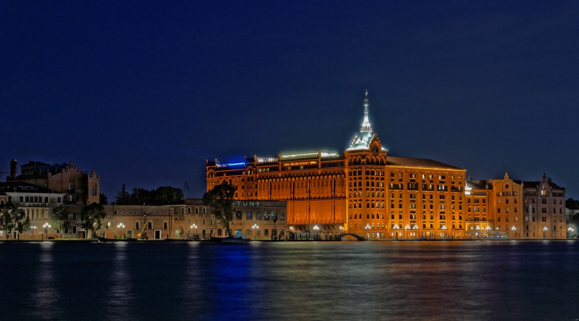 Download Light Building Night Italy Man Made Venice 4k Ultra HD Wallpaper