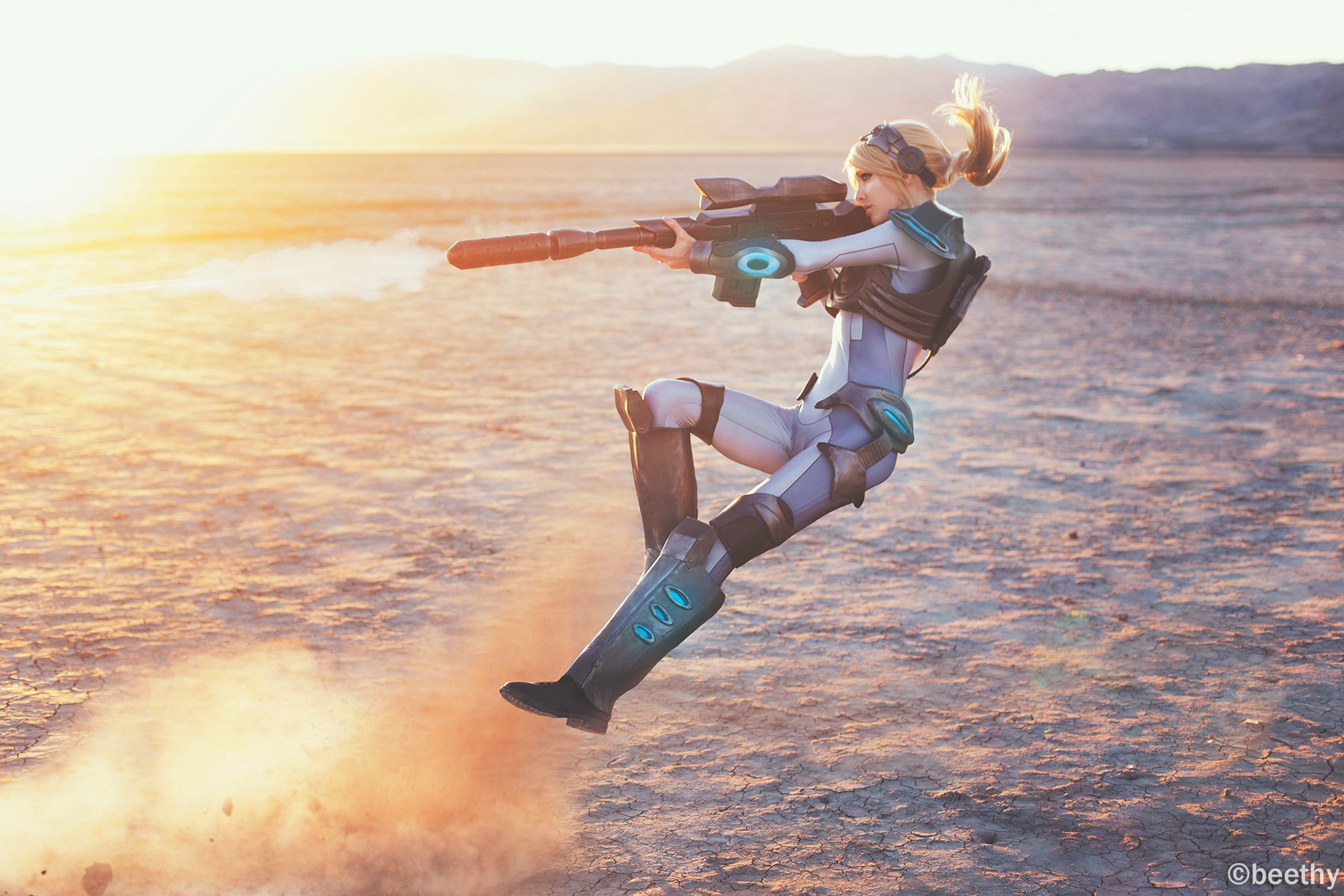 Starcraft Cosplay HD Wallpaper: Fierce Warrior in Action by Benjamin ...