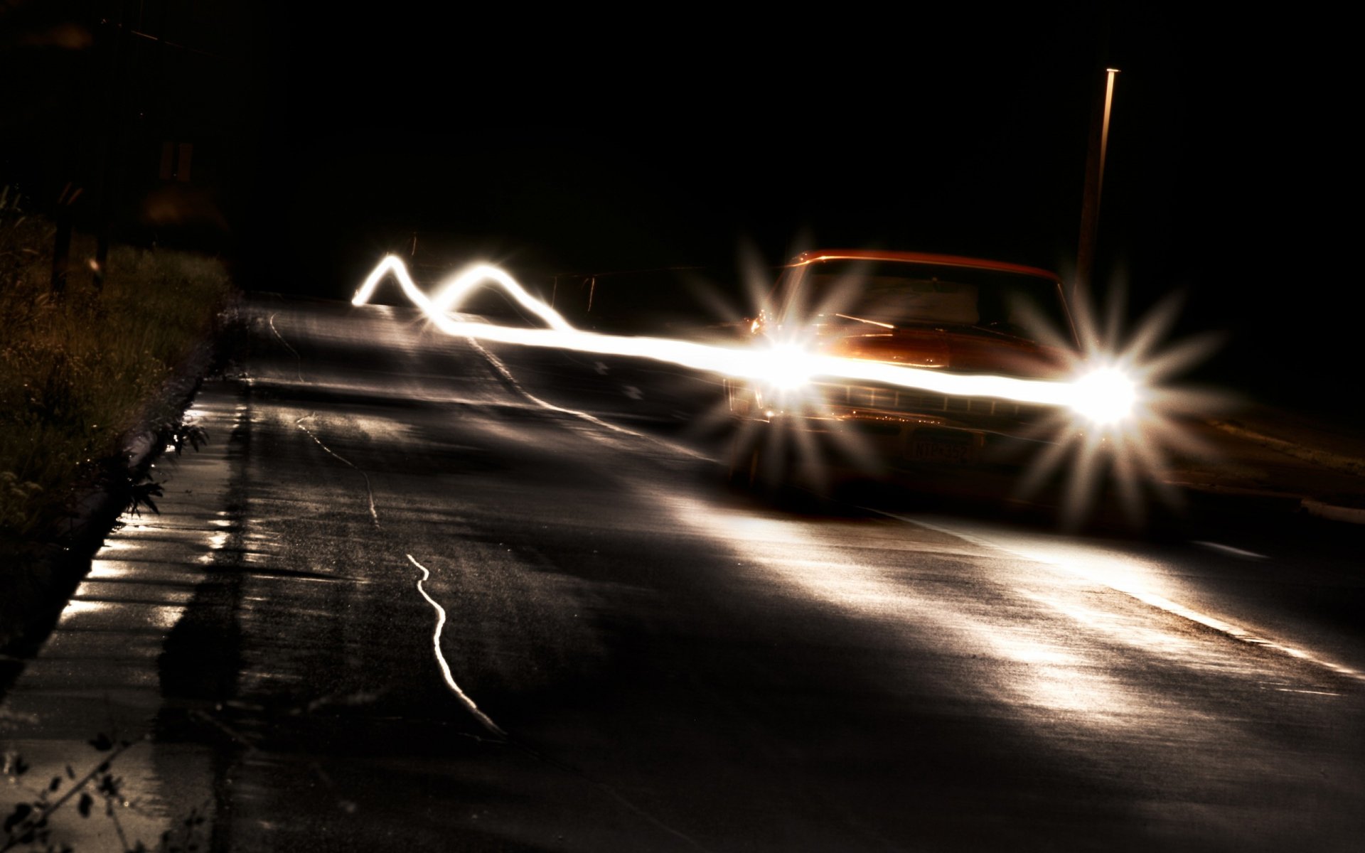 Dynamic Night Drive: HD Wallpaper for Car Enthusiasts