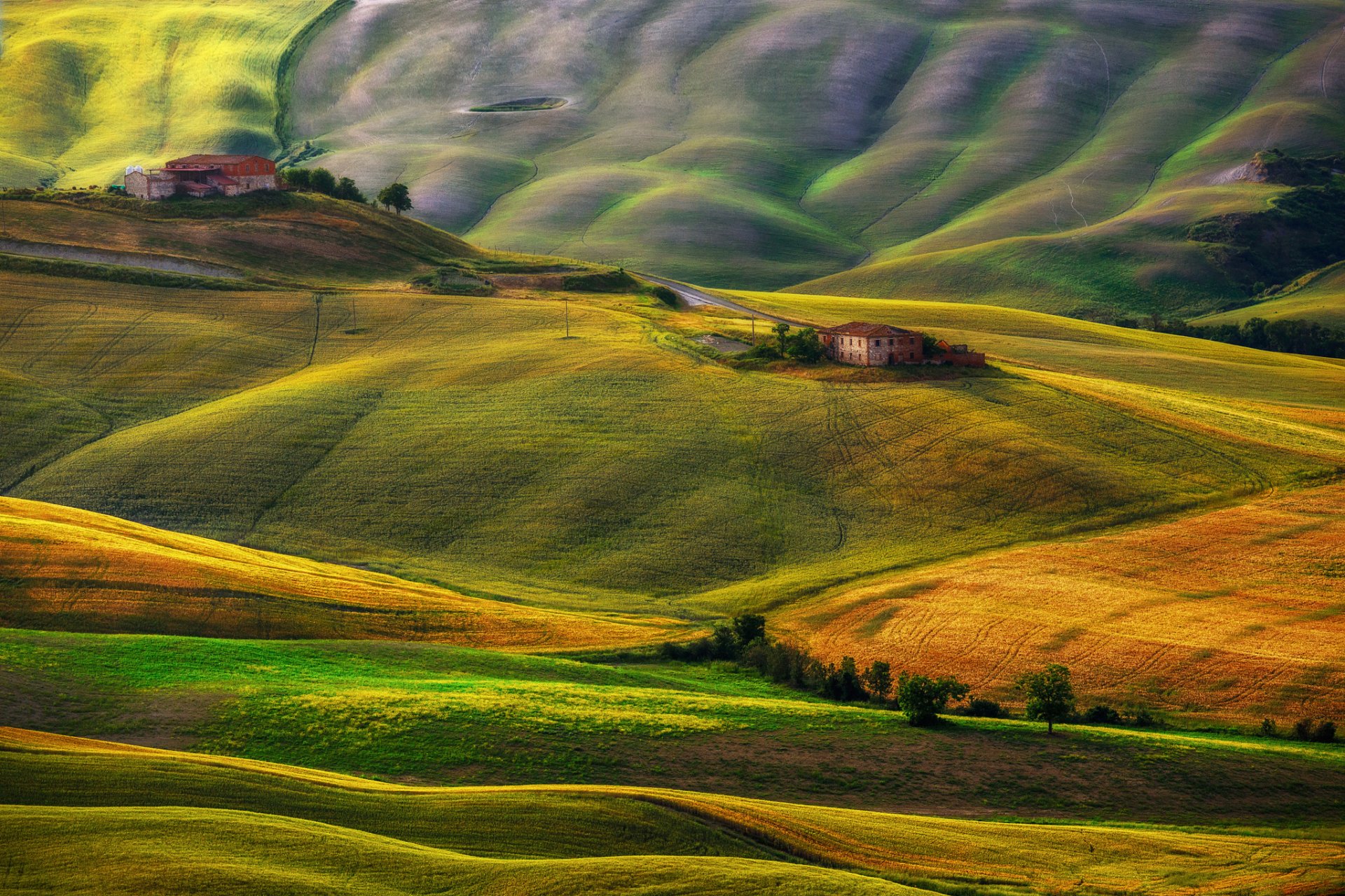 Tuscany Hillside Serenity: Italian Countryside HD Wallpaper
