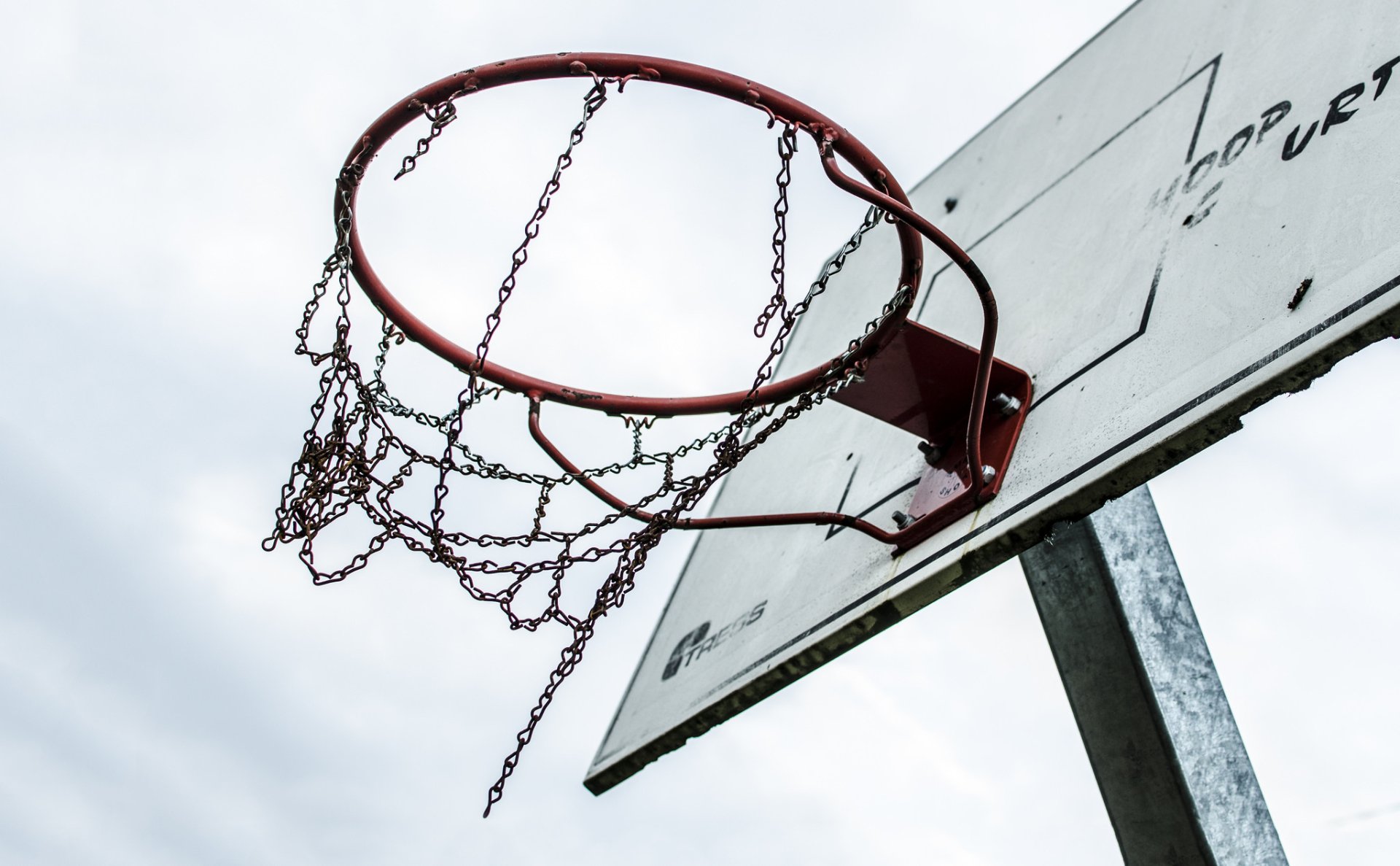 HD Wallpaper of a Basketball Hoop: A Sports Icon